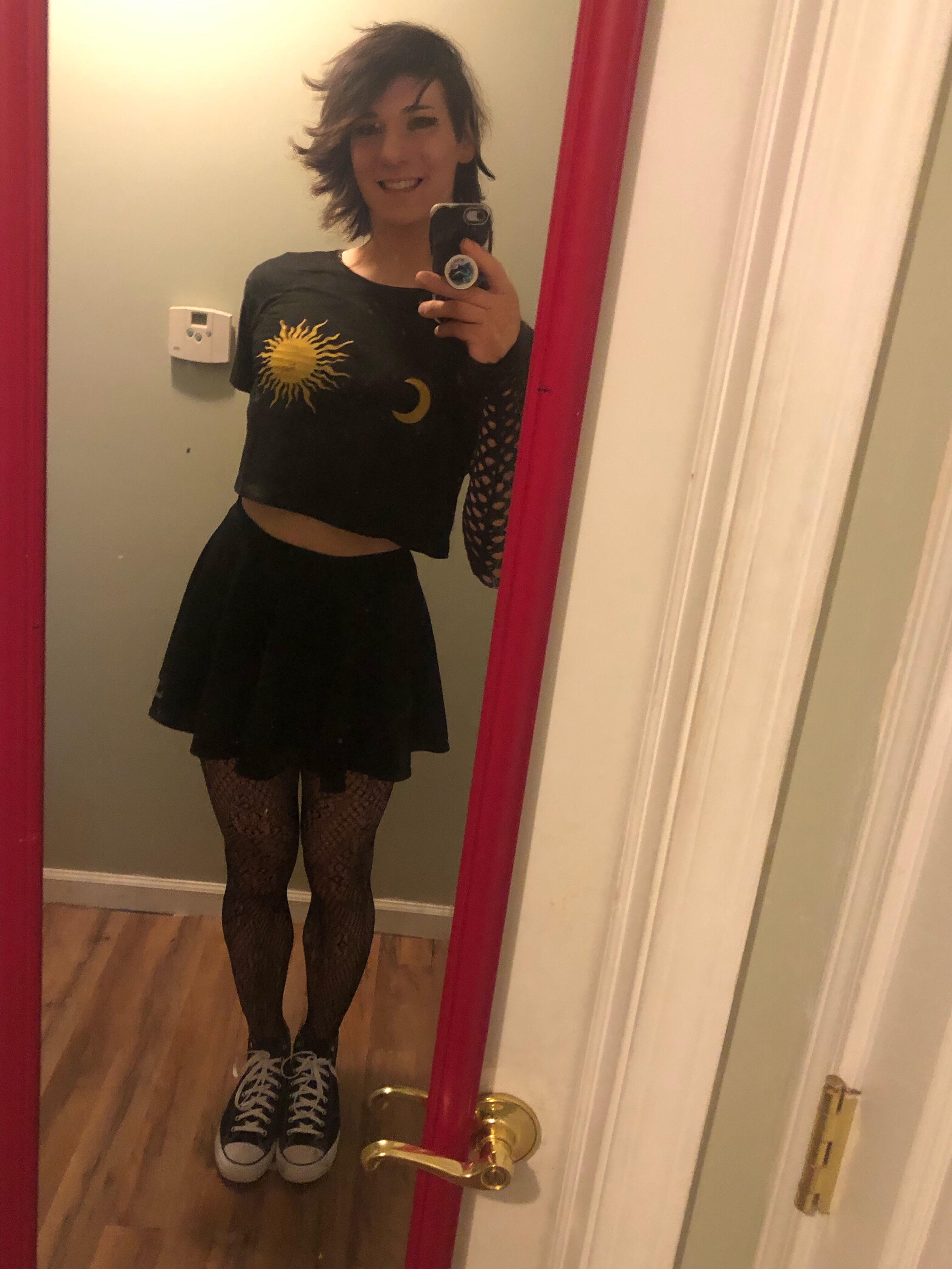 Hello boys 💁🏻‍♀️ | Scrolller