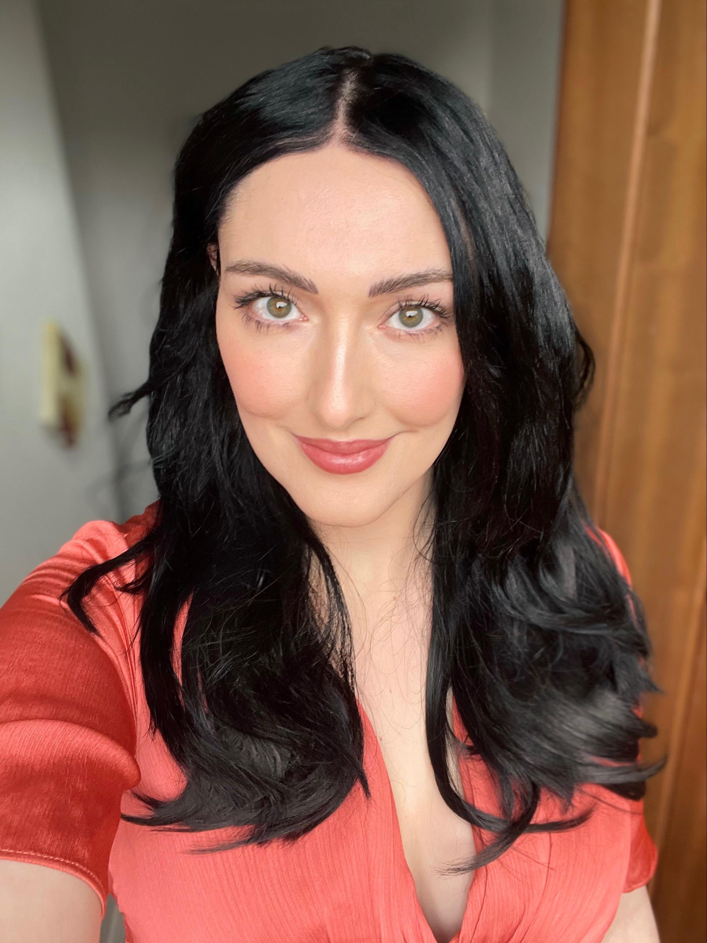 Hello Fair skin & dark hair (OC) | Scrolller