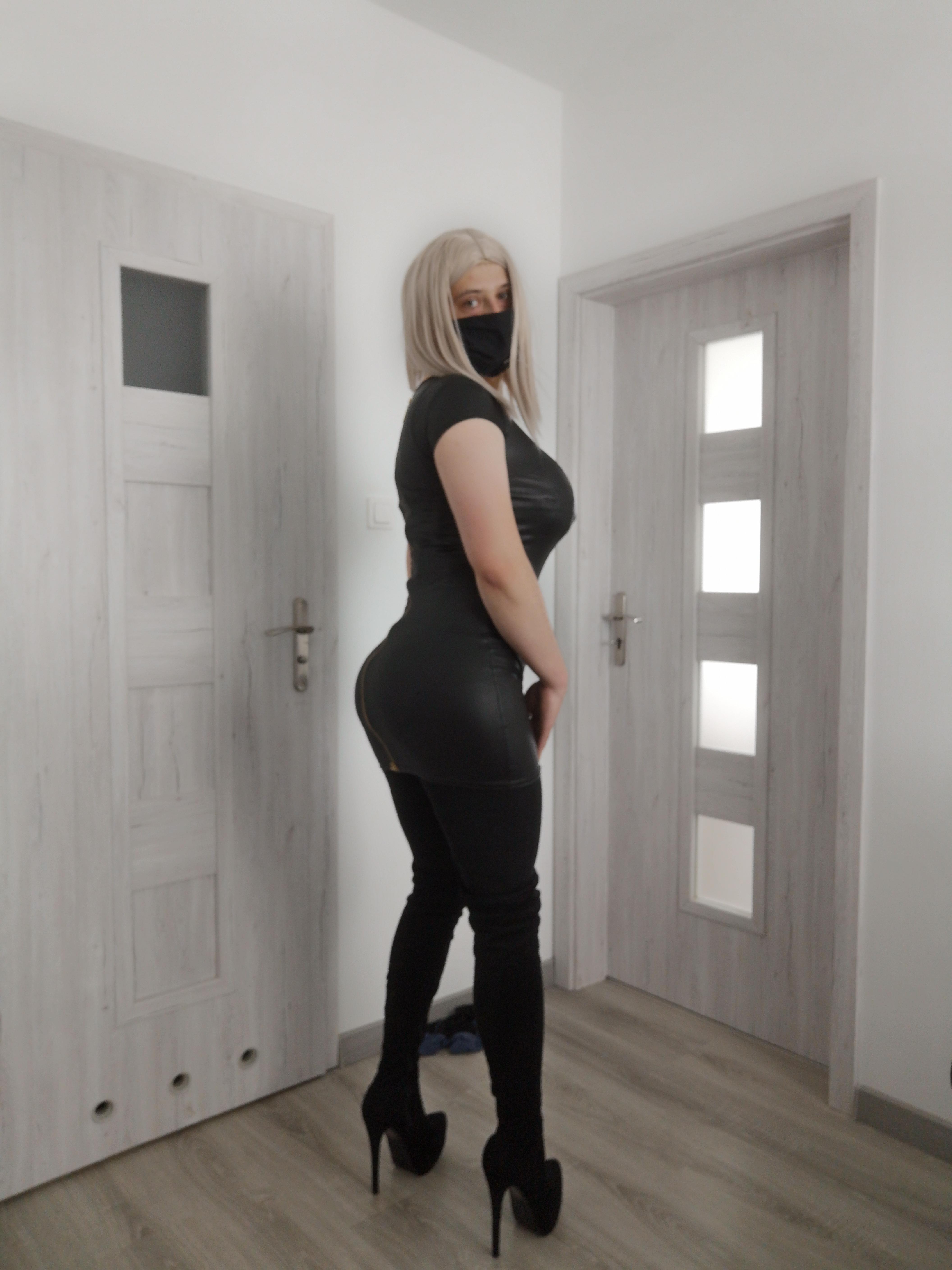 Hello! I feel hot and at the same time like a doll cuz of fake tits and butt 😂 | Scrolller