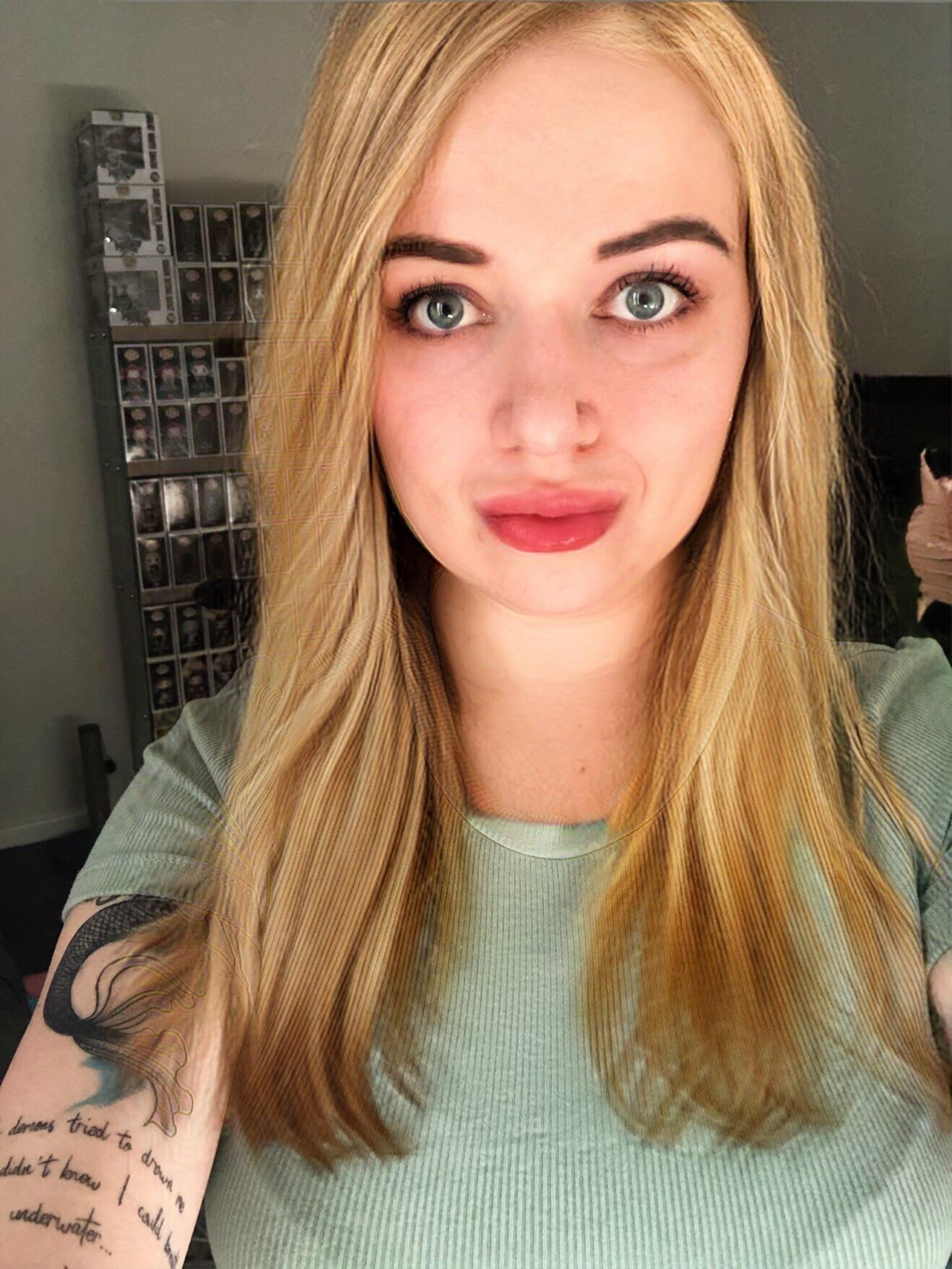 Hello (over 18) | Scrolller