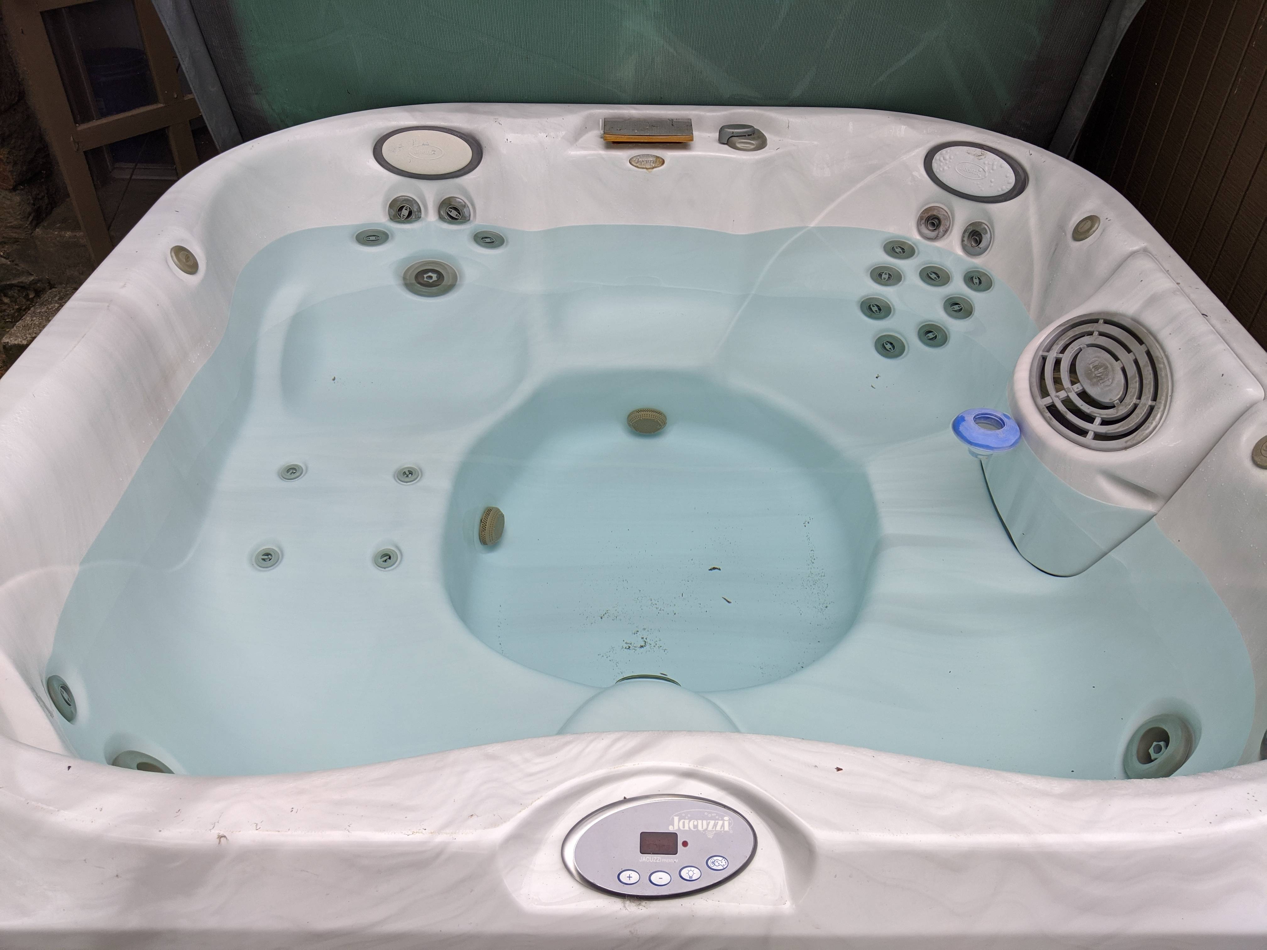 Help identifying this jacuzzi | Scrolller