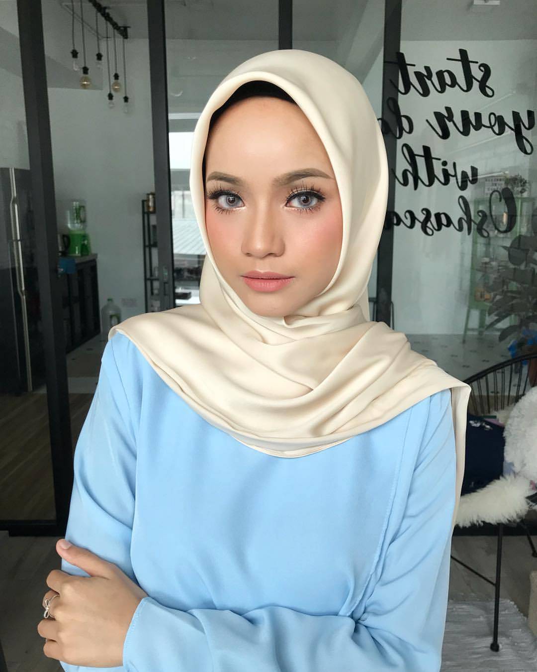 Her hijab, dress, and skin looks so smooth! | Scrolller