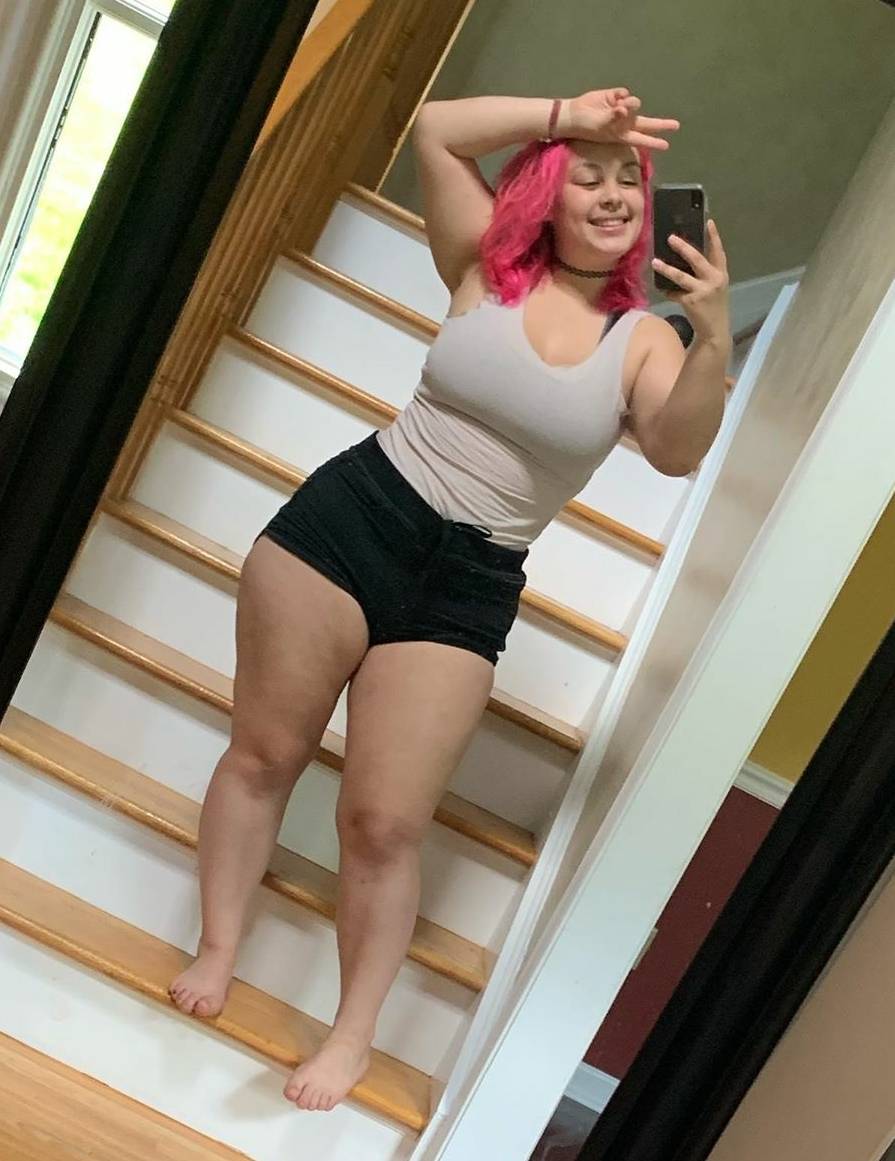 Her thighs are not the only thing that are distracting. | Scrolller