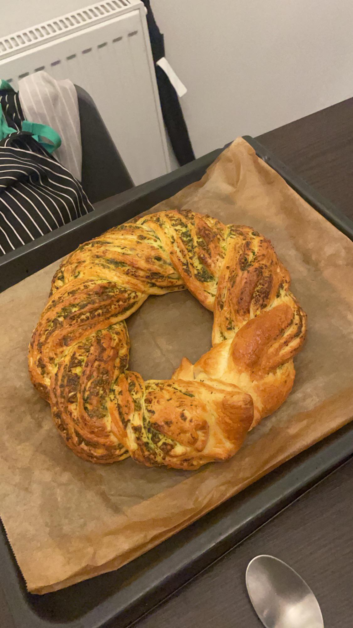 Herby bread wreath 🥴 | Scrolller