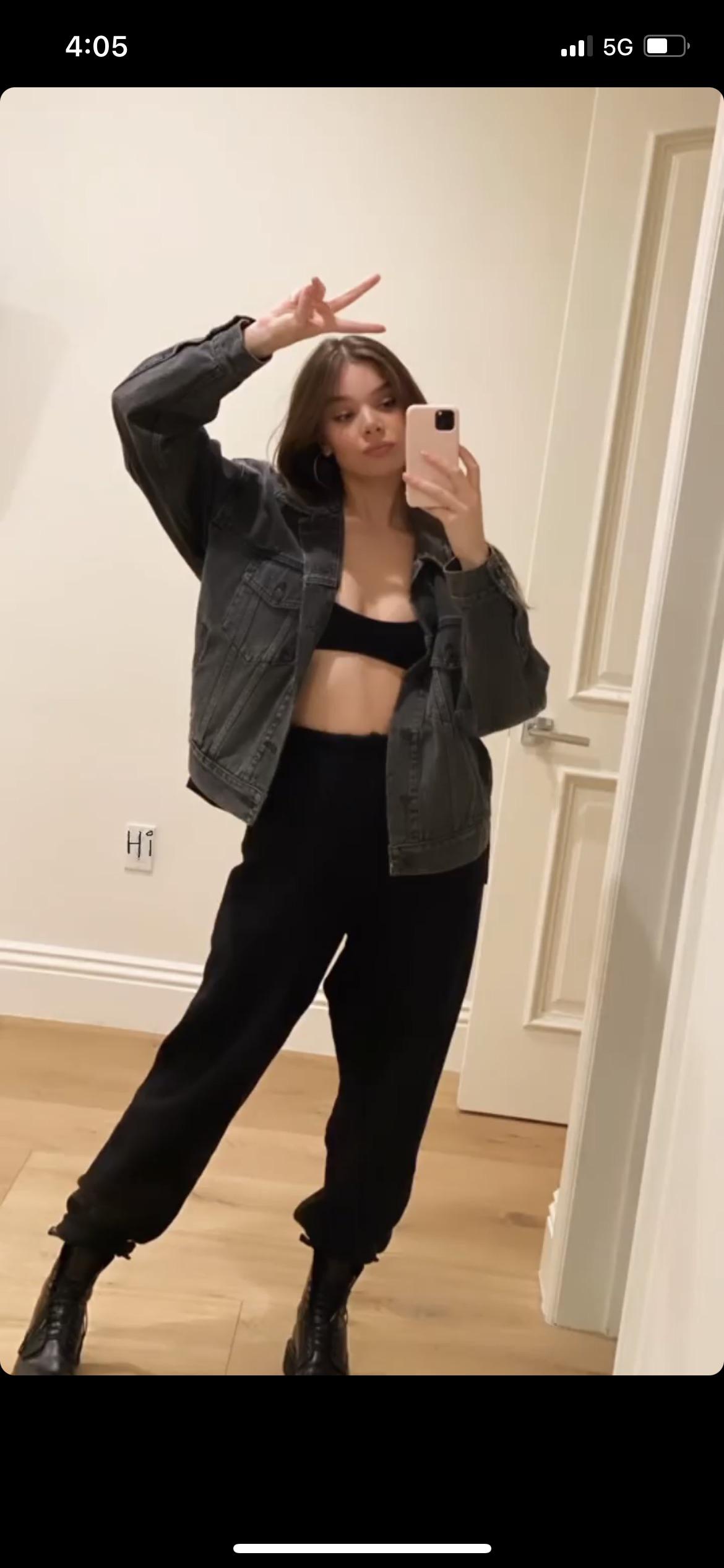 Here I go, jerking off to Hailee Steinfeld again | Scrolller