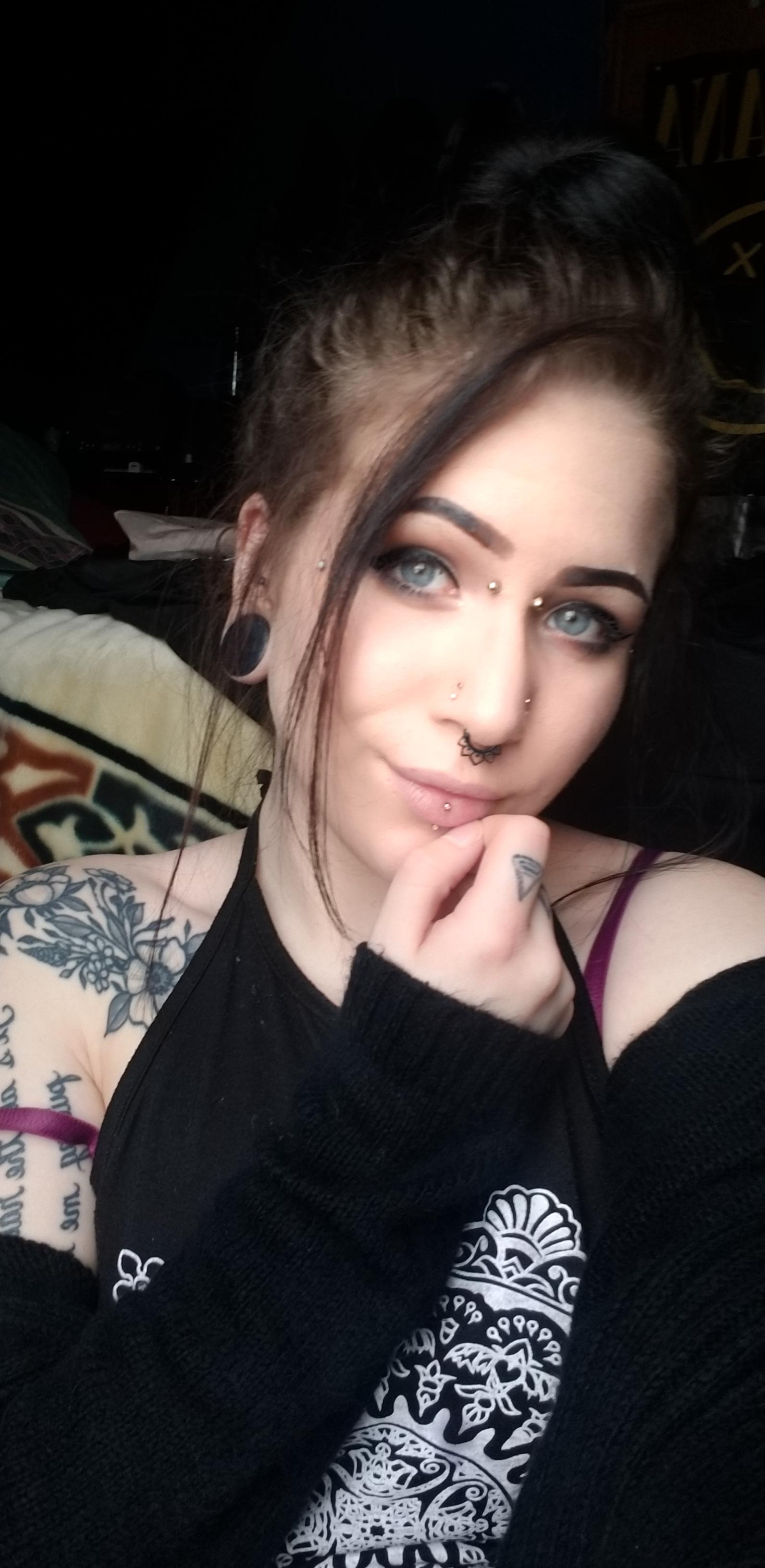 Hey :)18 | Scrolller