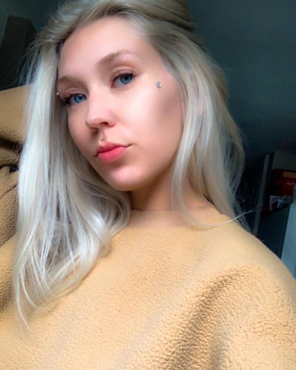 Hey babes, I hope today treated you all well 🤍 | Scrolller