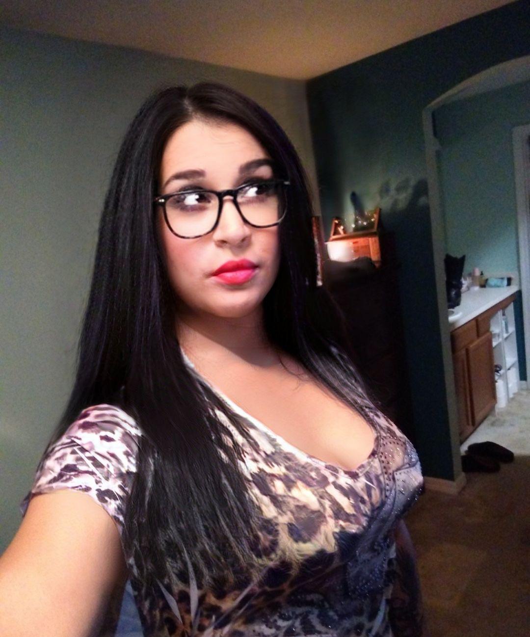 Hey lovies! 300 likes and Elle will show you what’s under my blouse! 😈 | Scrolller