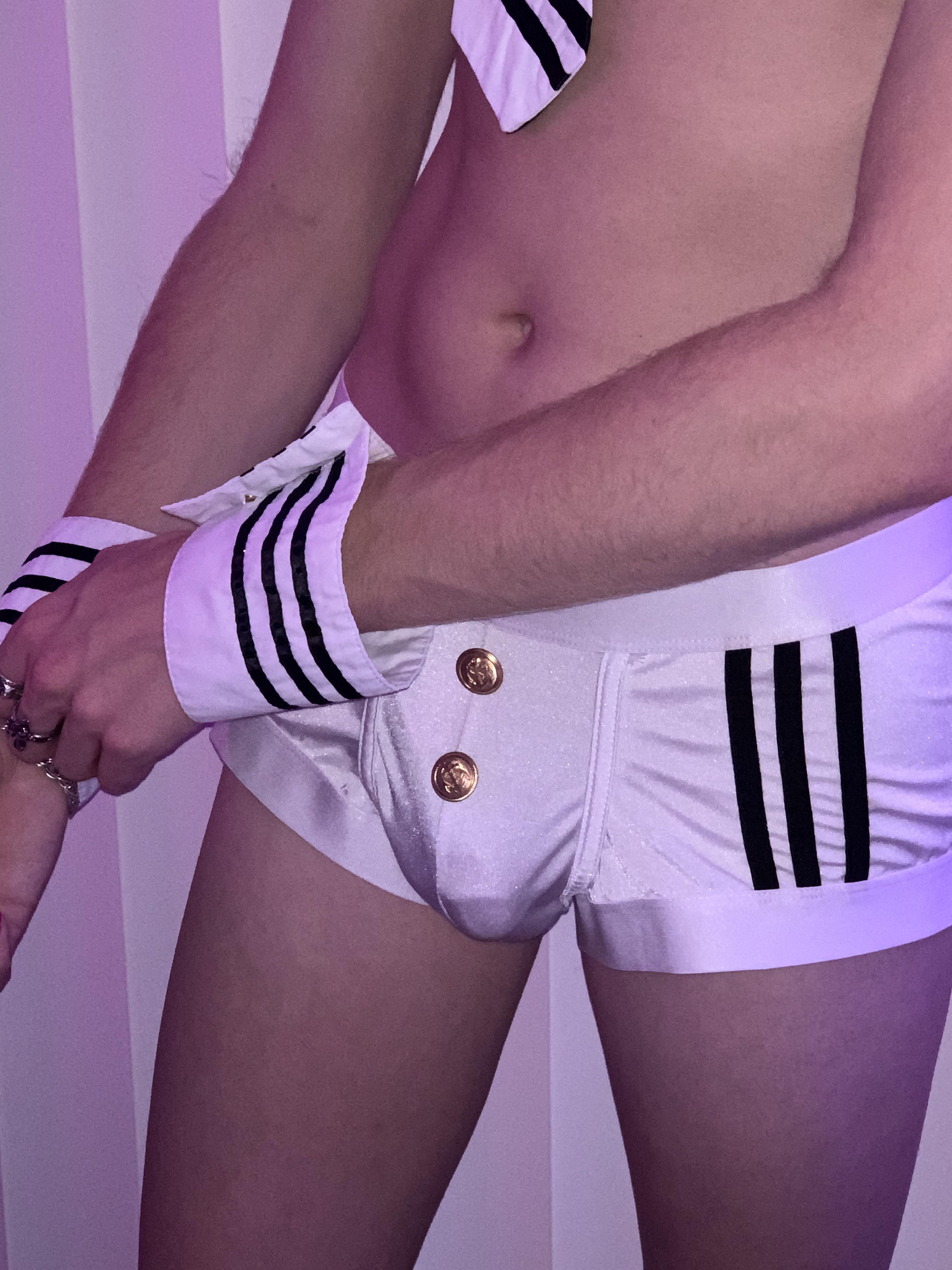 Hey there sailor 🤧 | Scrolller