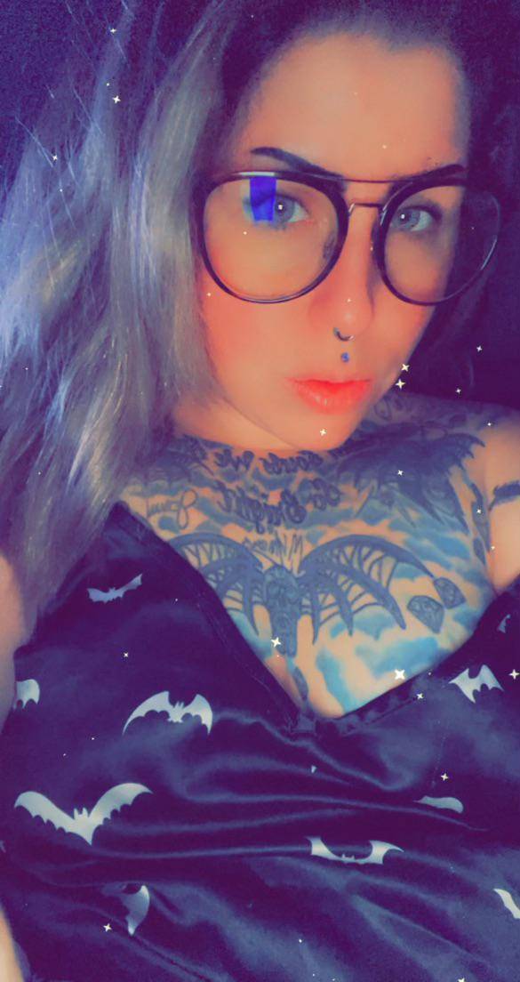 hi 💕 from your cute goth neighbor 😉 | Scrolller