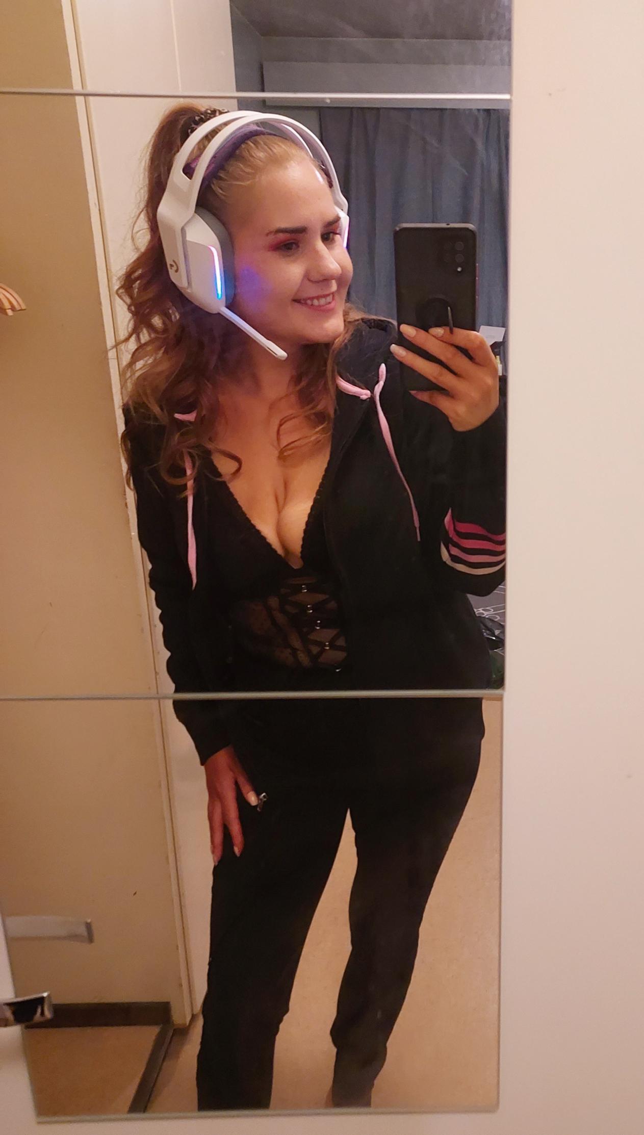 Hi guys 🥰 I just bought a new headset! I think it looks cute on me 🤩 | Scrolller