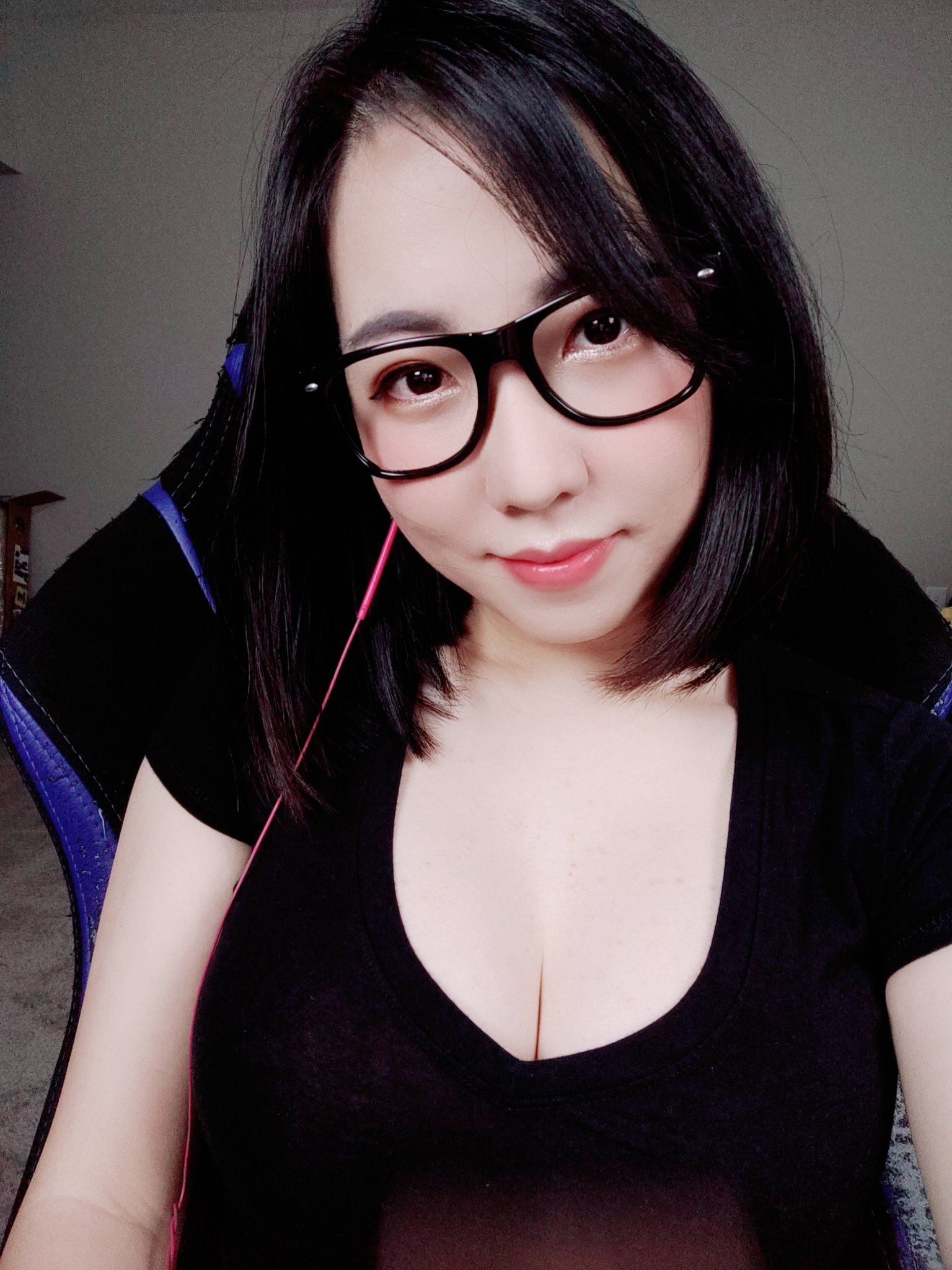 Hi I'm live on Twitch.tv/Yoonie if you want to keep me company during this quarantine