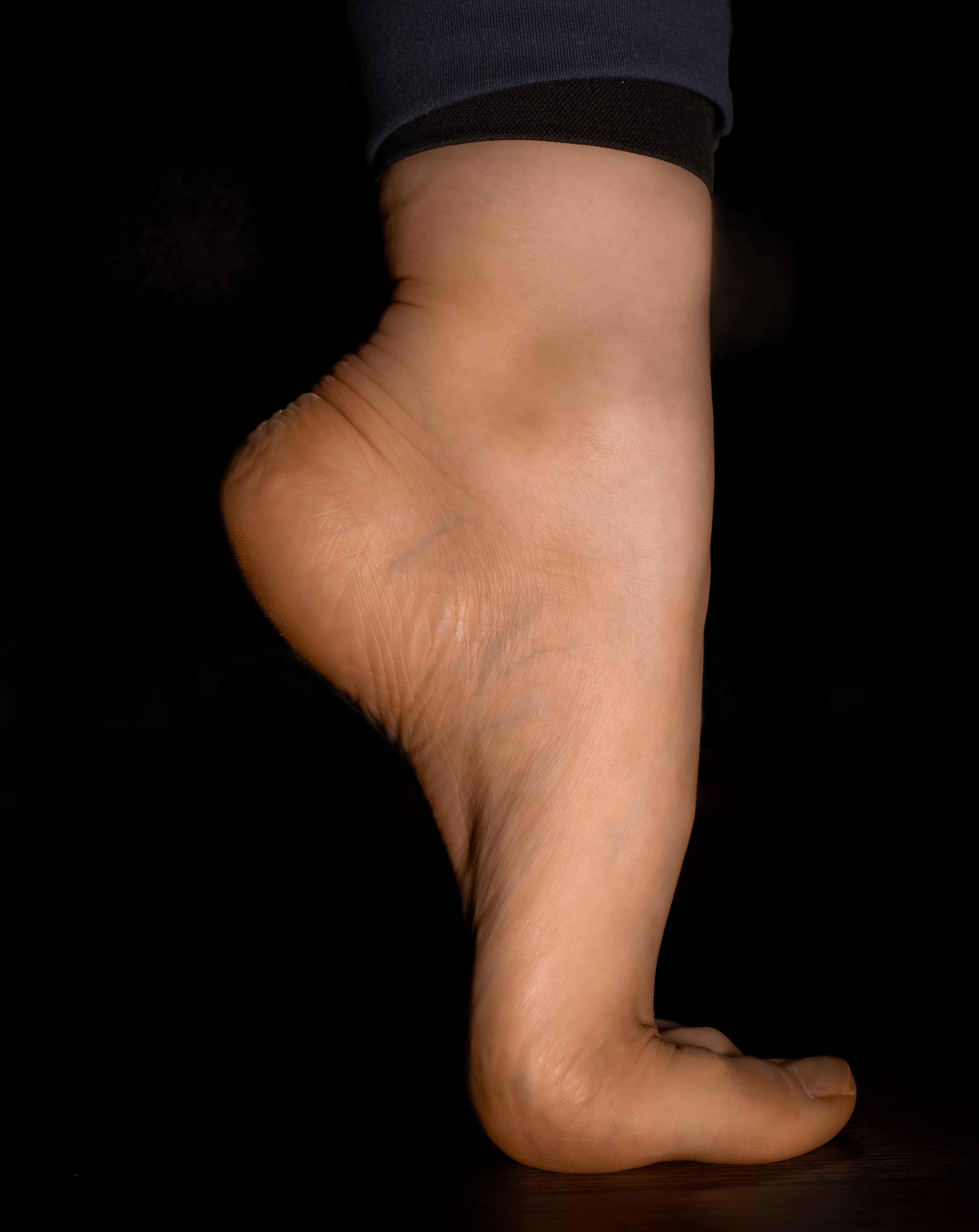 [Hi-Res] Exercising my toes some more after ballet class :3 | Scrolller