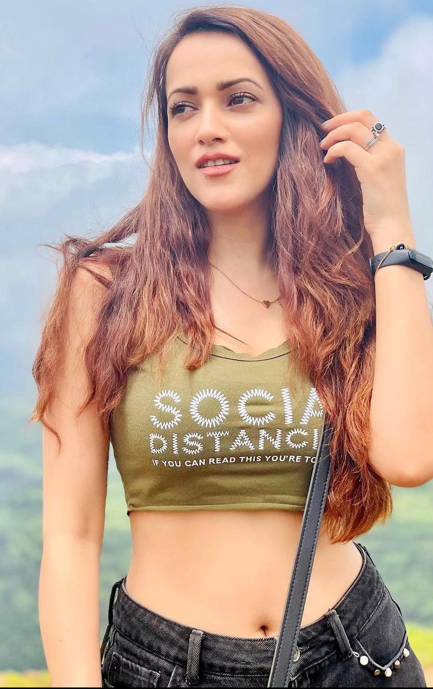 Himani Sharma navel in green top and black jeans | Scrolller