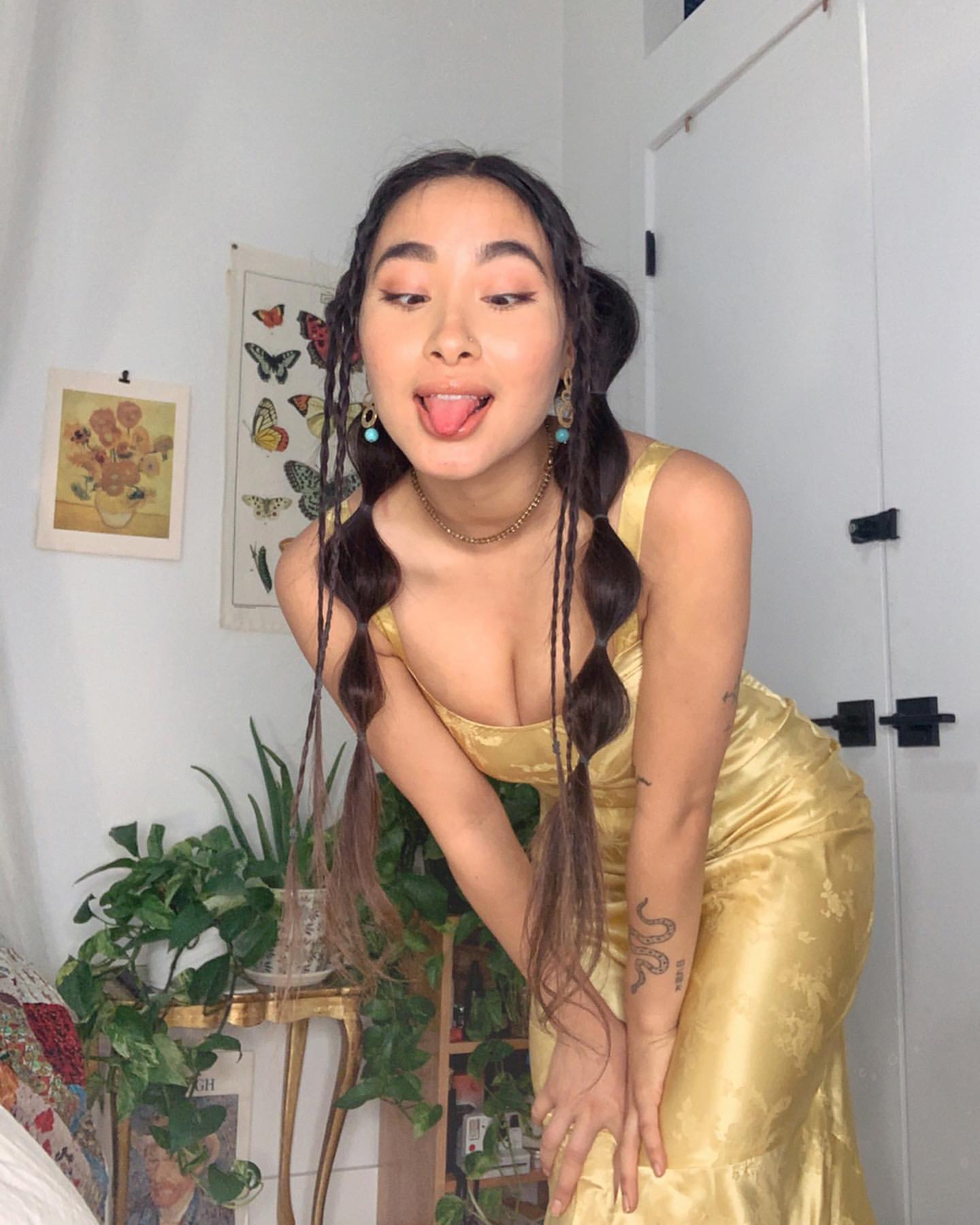 Hitomi Silly Face with Cleavage | Scrolller