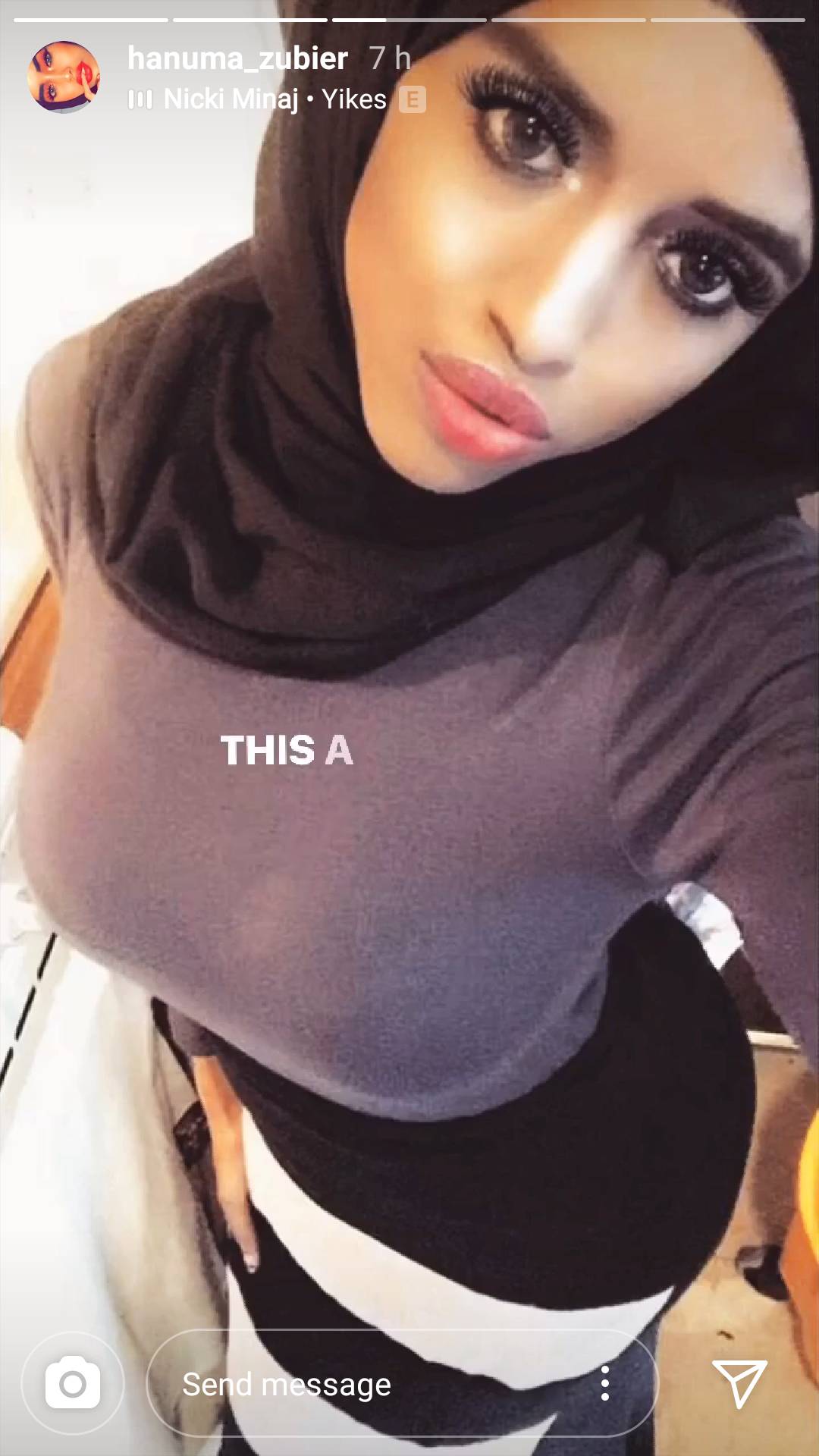 Hoe loves a pose | Scrolller