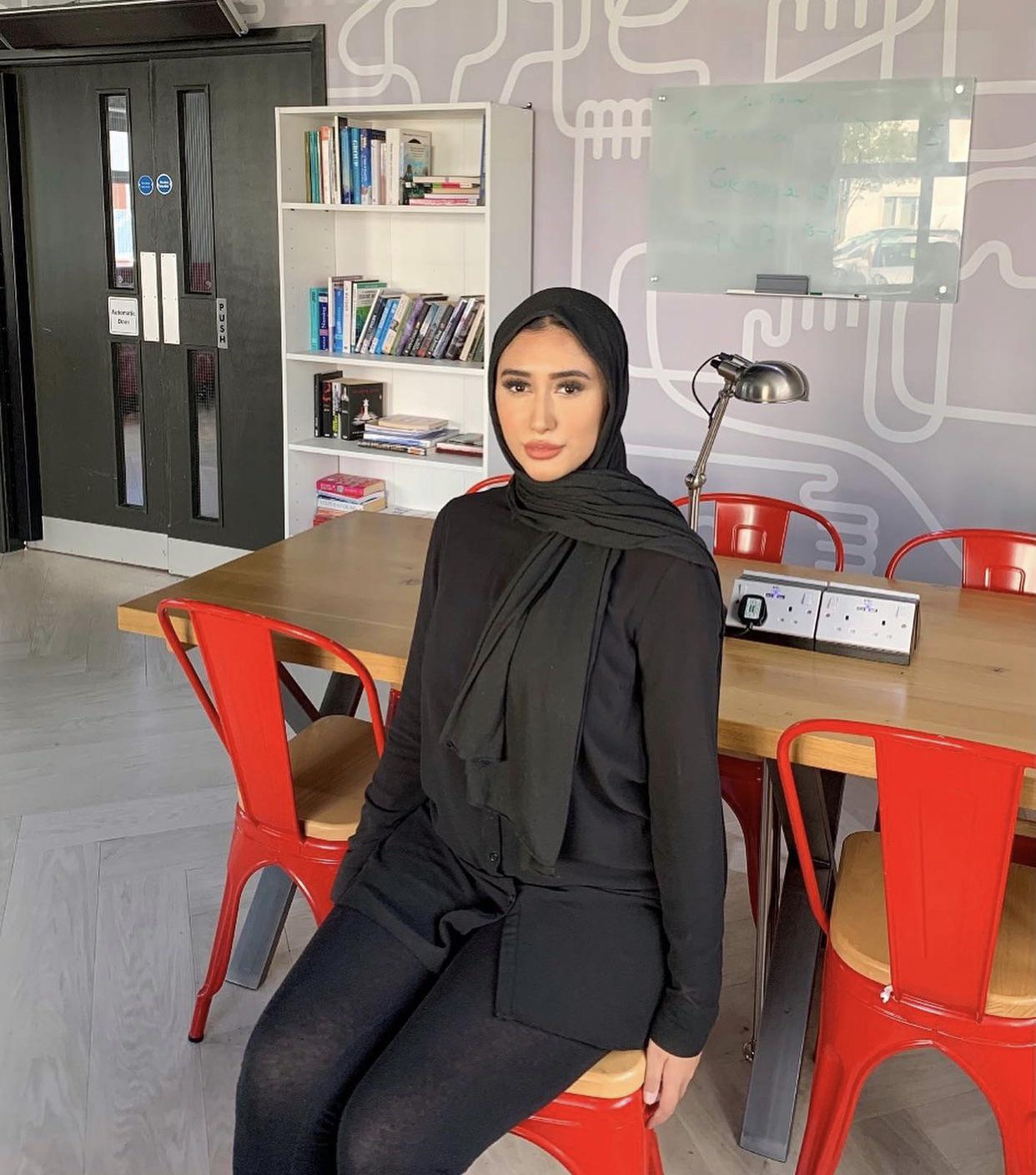 Hoejabi with thick thighs | Scrolller