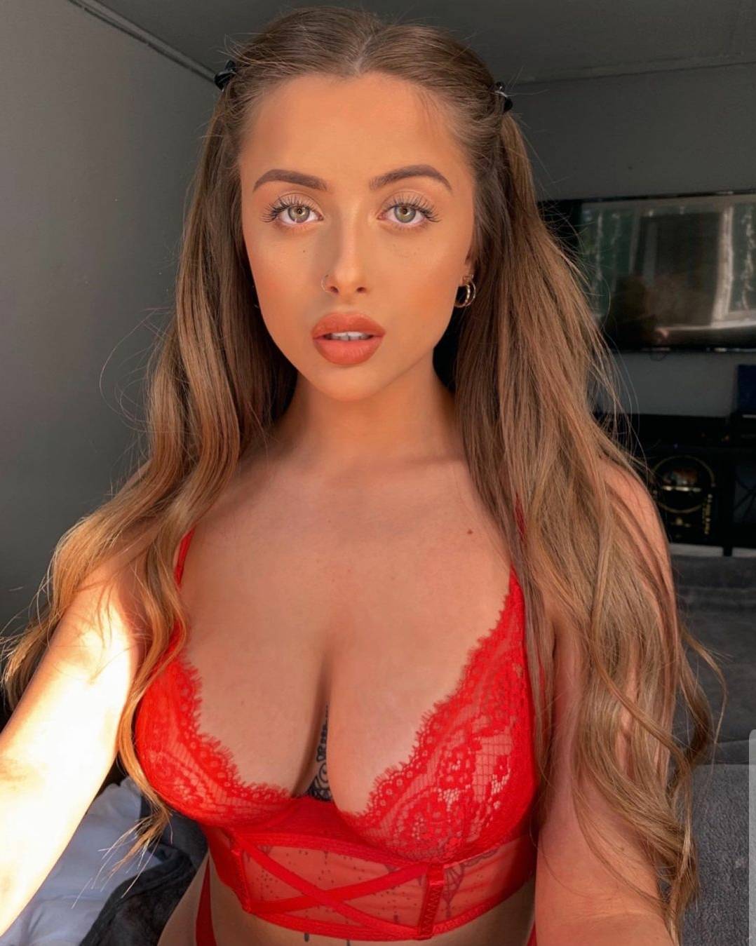 Hold the eye contact | Scrolller