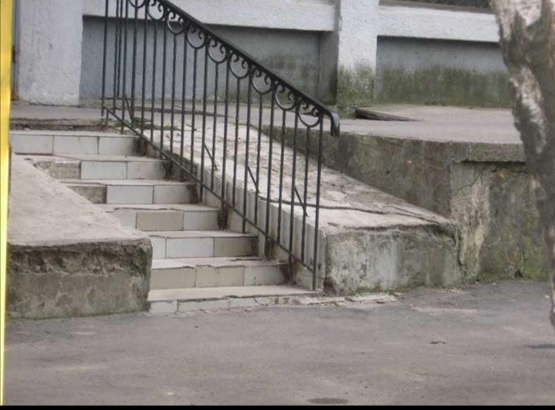 Hold the railing tight wheelchair ramp | Scrolller