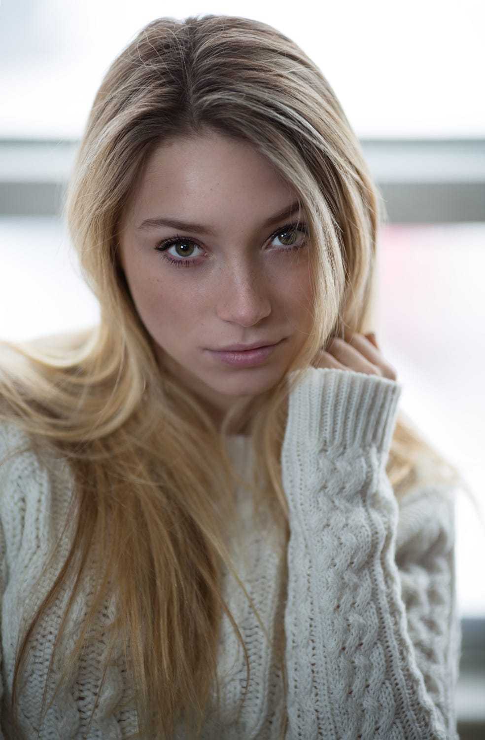 Holly Crystal | Scrolller