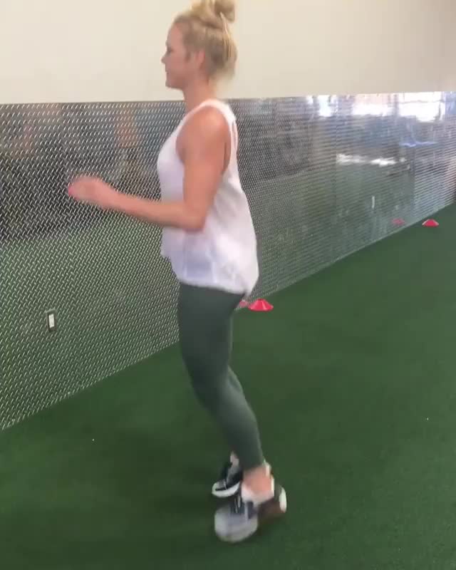 Holly Holm doing a handstand drill. Strangely hypnotic | Scrolller