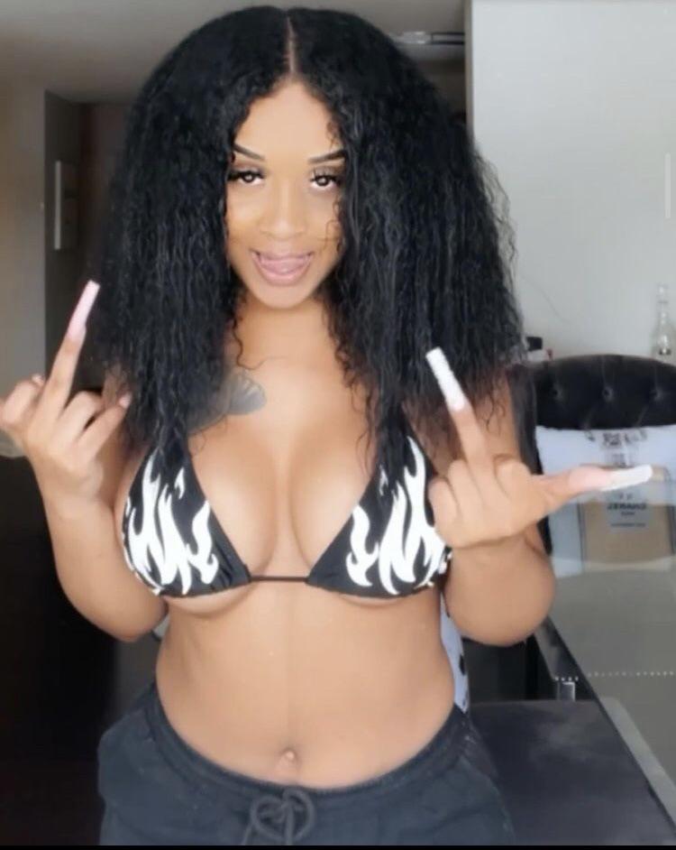 Holy shit she’s hot | Scrolller