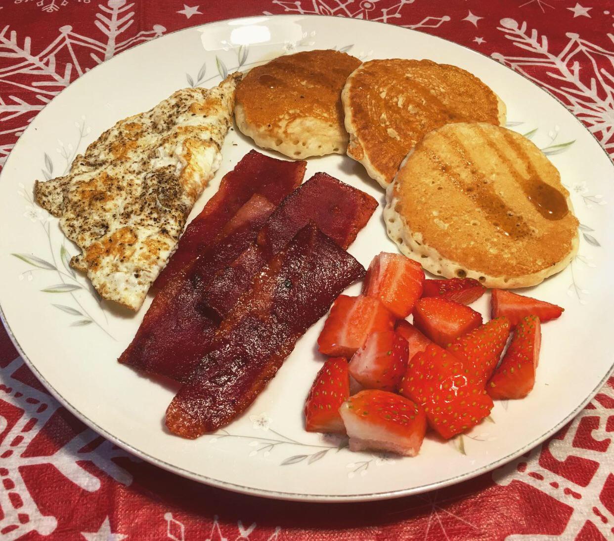 [Homemade] Fried Egg White, Mini Pancakes w/ Syrup, Turkey Bacon, and Fresh Strawberries | Scrolller