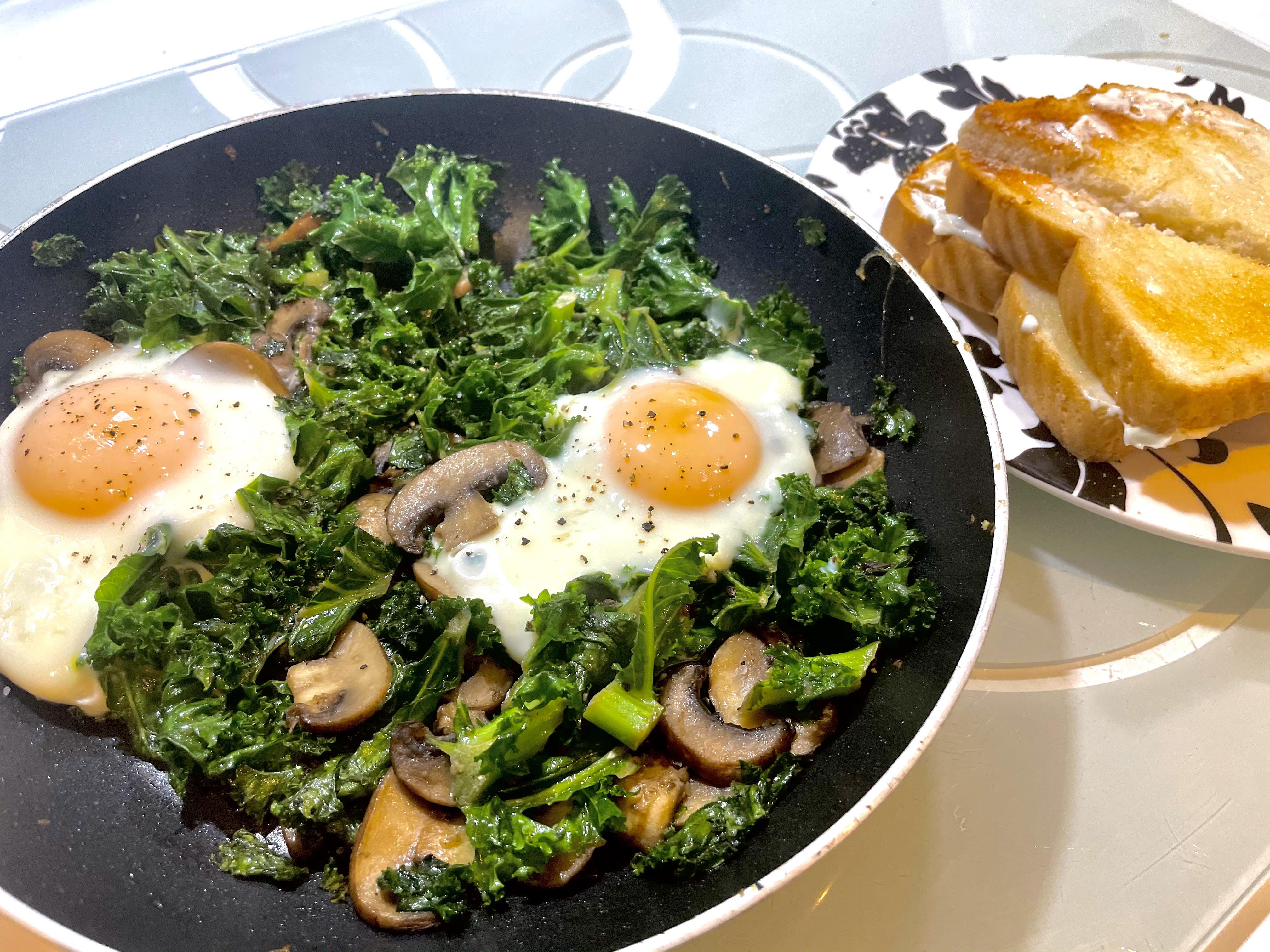 [Homemade] Garlic mushroom and kale brunch | Scrolller