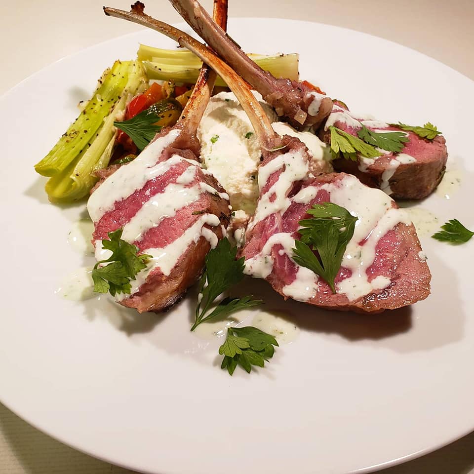 [Homemade] Lamb chops, homemade ricotta, baked leeks and vegetable medley, with a cucumber mint ...