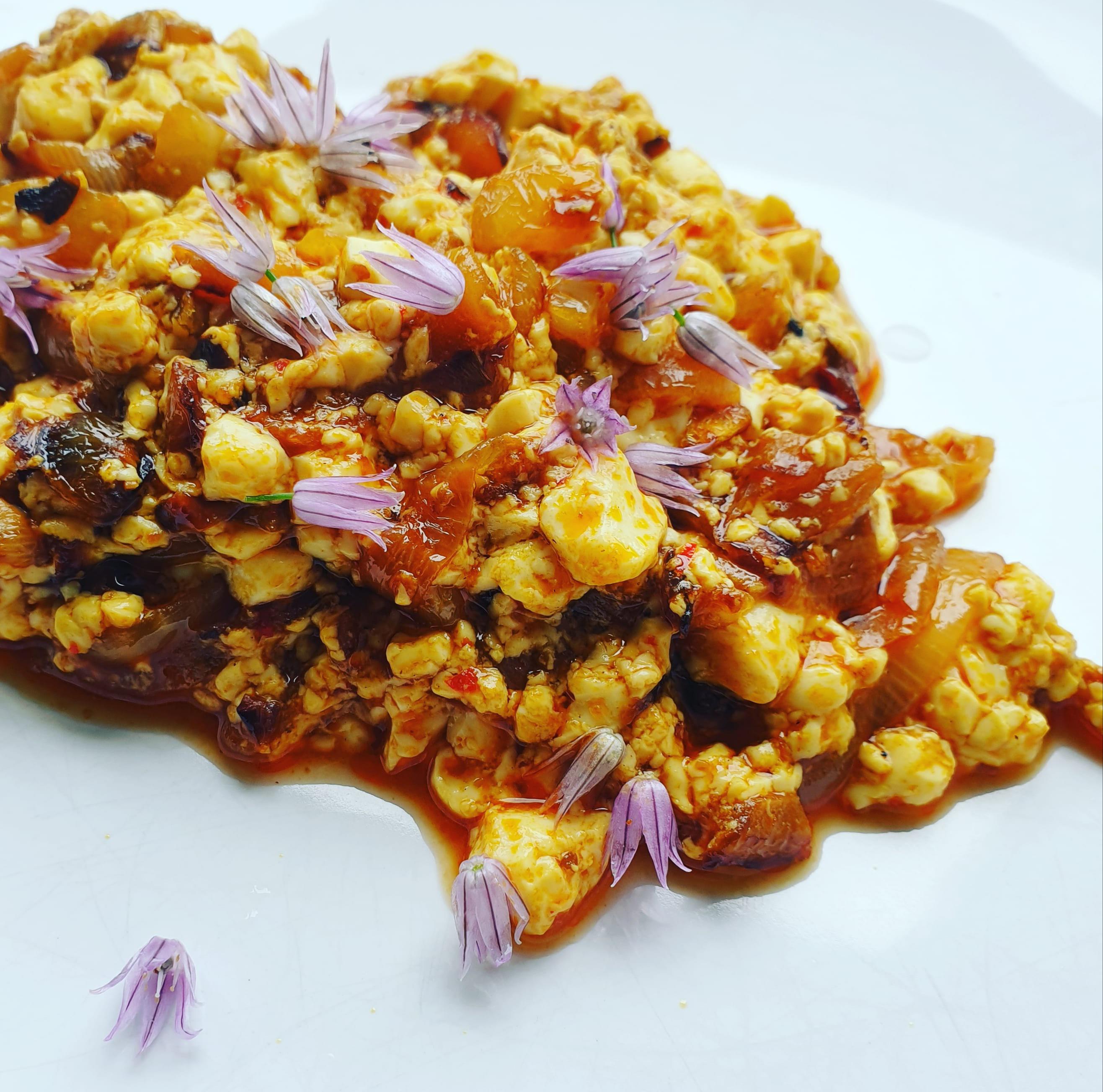 [Homemade]Scrambled soft tofu with chili pepper grilled onions and chive flowers. | Scrolller