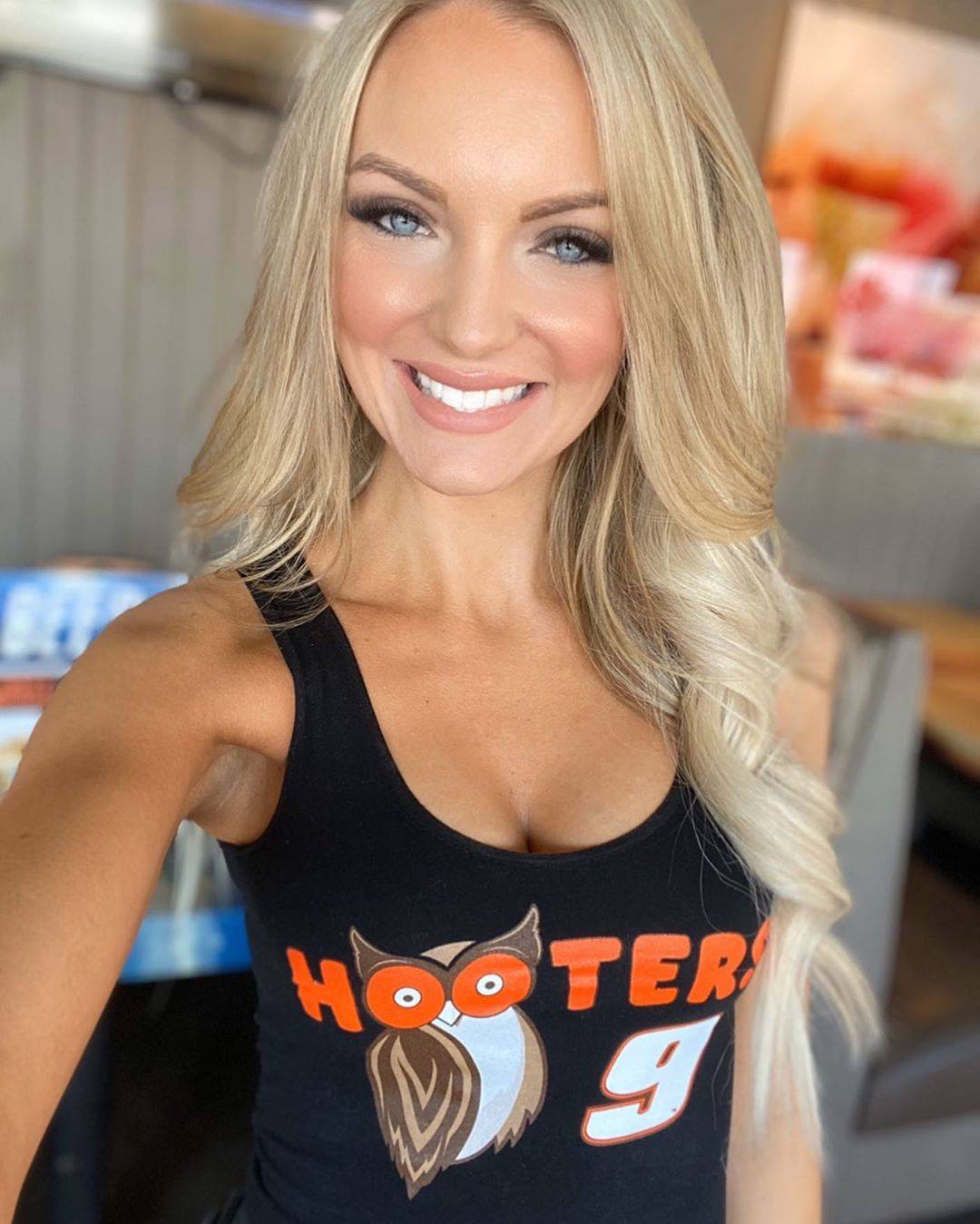 Hooters Hits the 10k Sub Milestone! | Scrolller