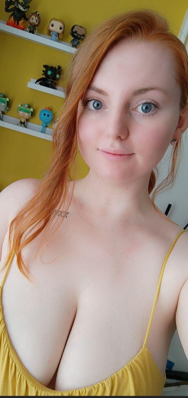 Hot babe with big Melons | Scrolller