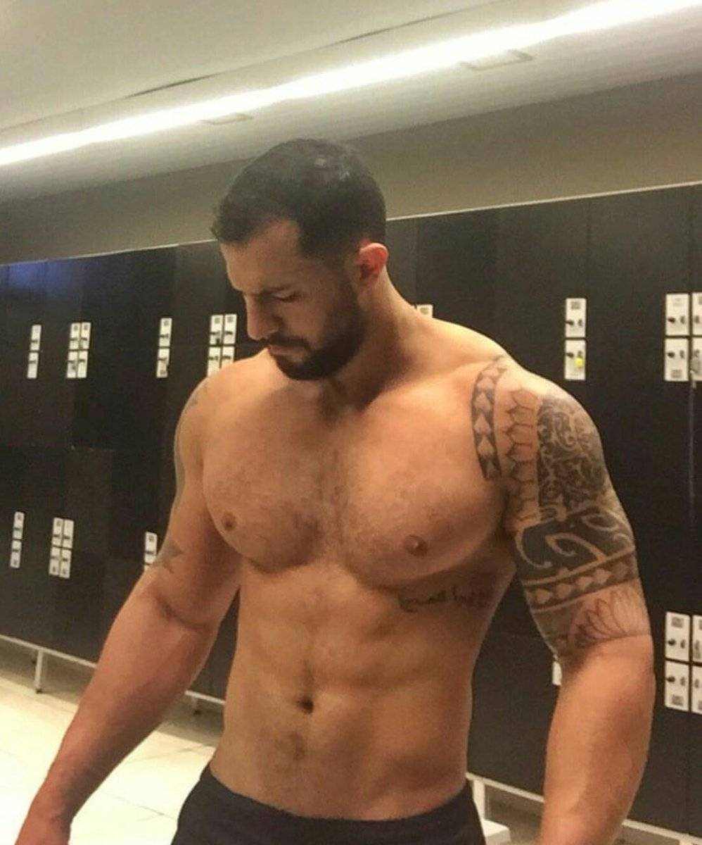 Hot hunk in the lockerroom | Scrolller