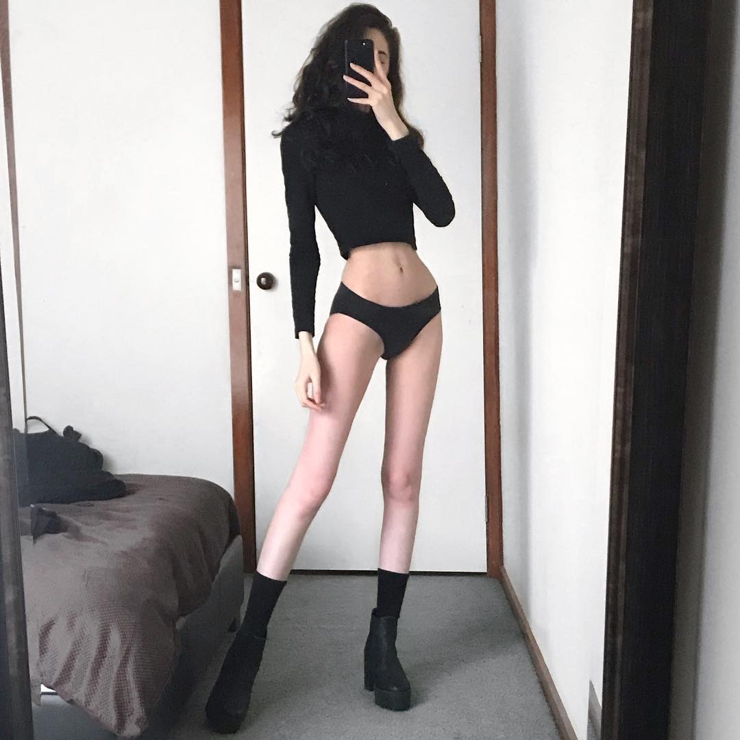 Hot long legs and tummy | Scrolller