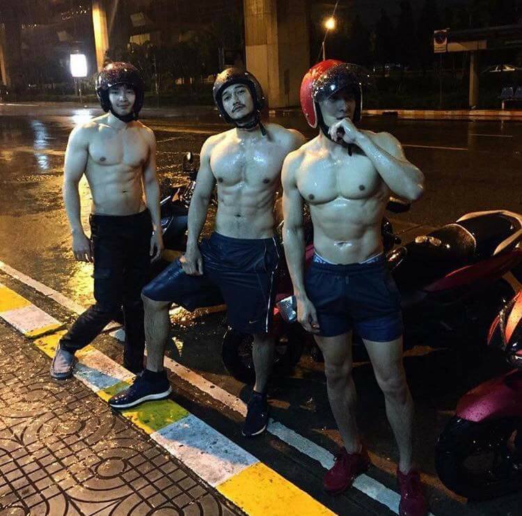 Hotties in the rain. | Scrolller