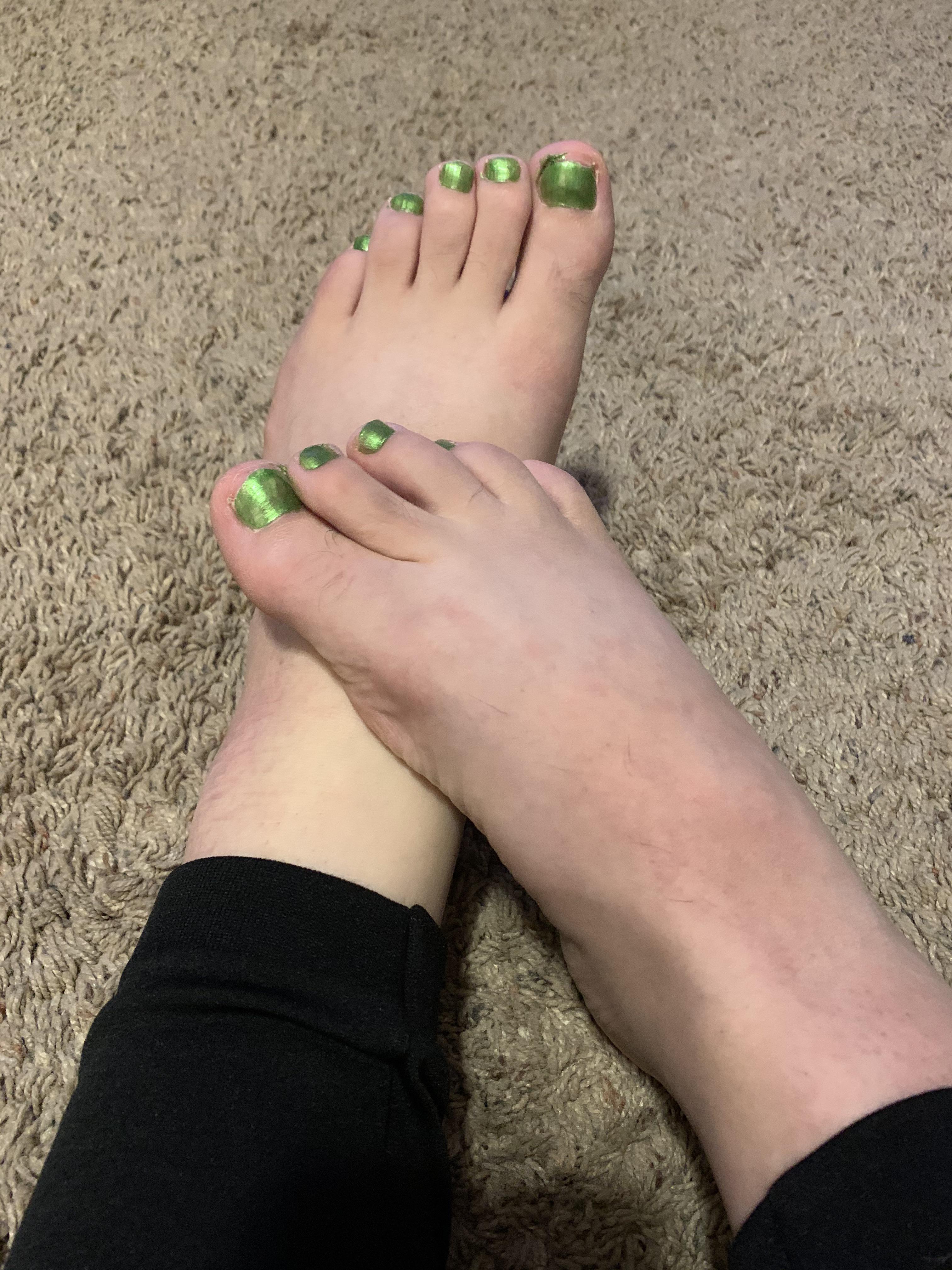 How’s the nail polish look? | Scrolller