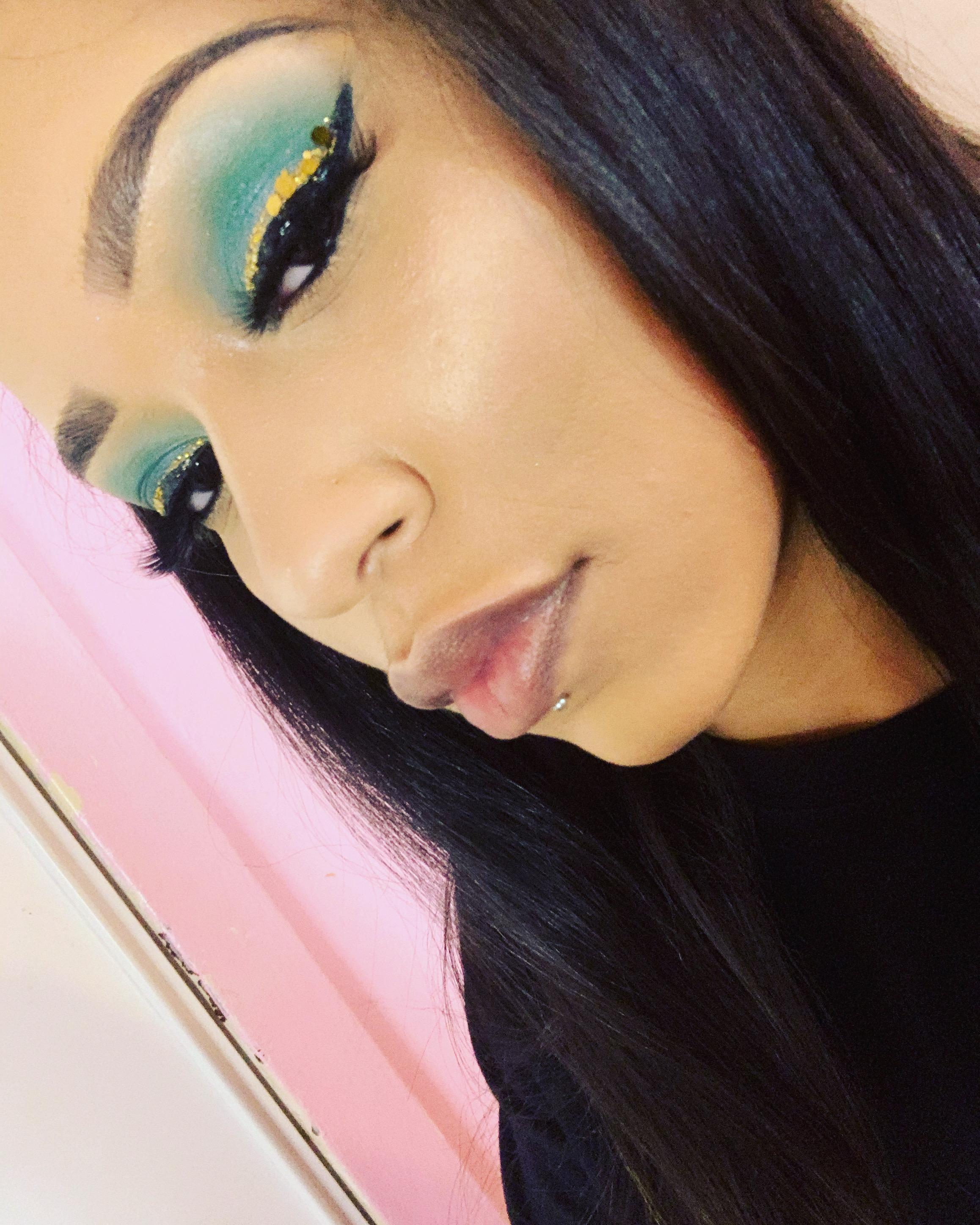 How's my makeup? | Scrolller