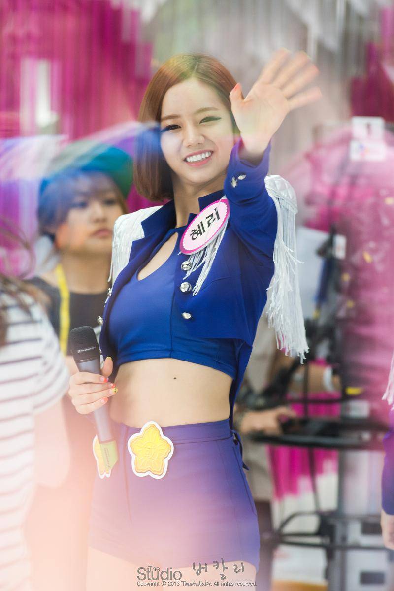 Hyeri waving goodbye | Scrolller