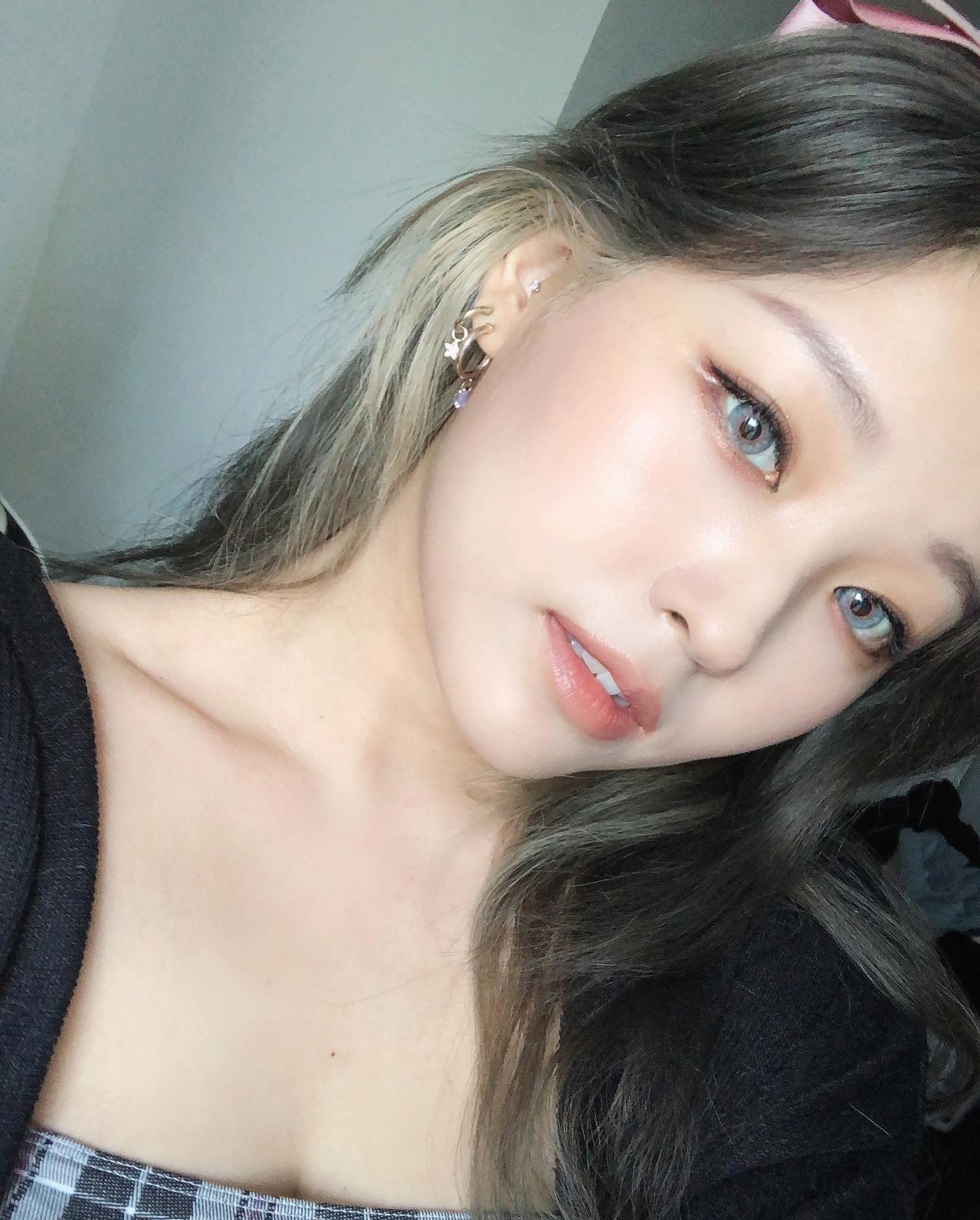 Hyoon in colored contact lenses uwu | Scrolller
