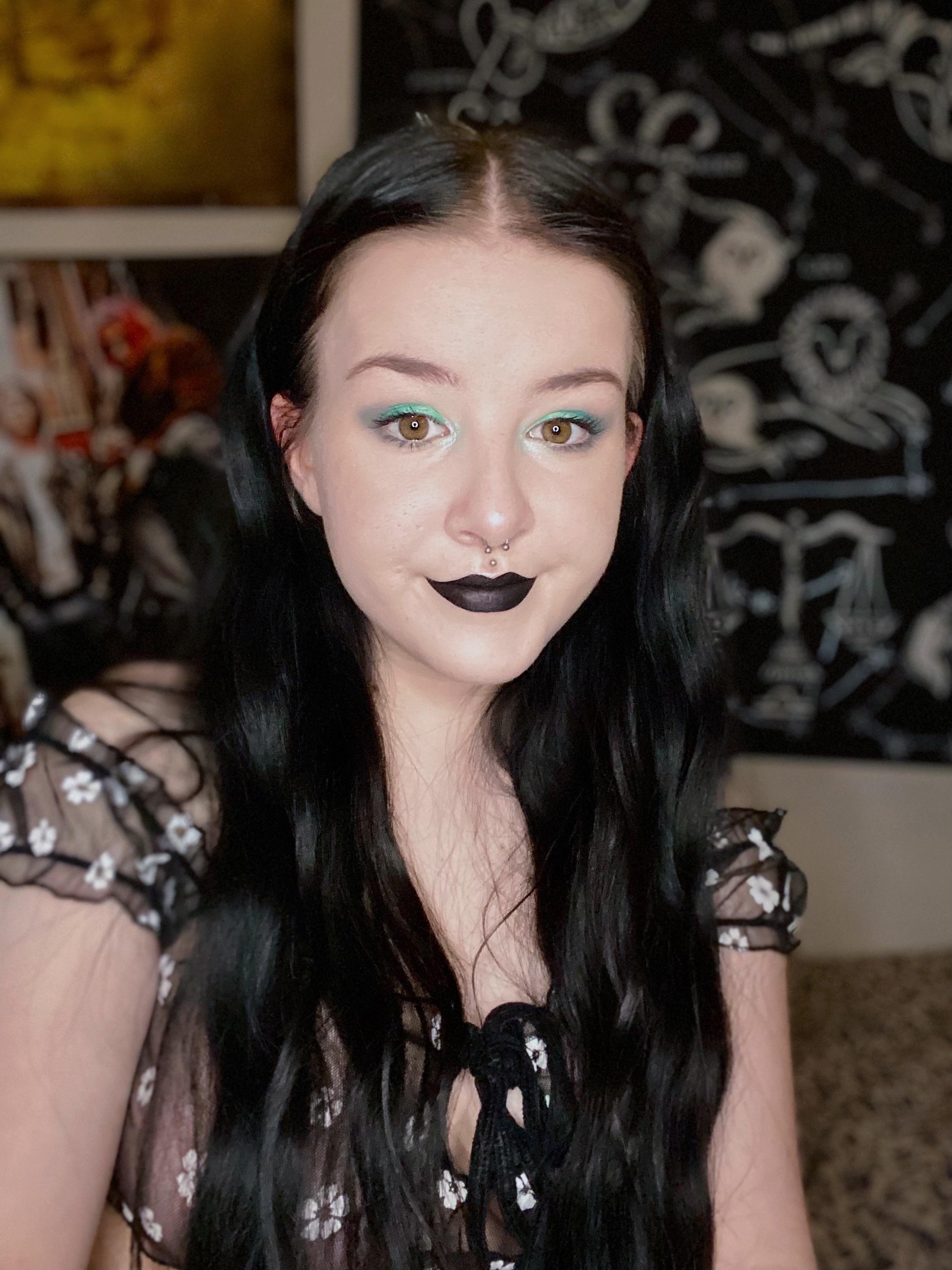 I 🖤 black lipstick | Scrolller