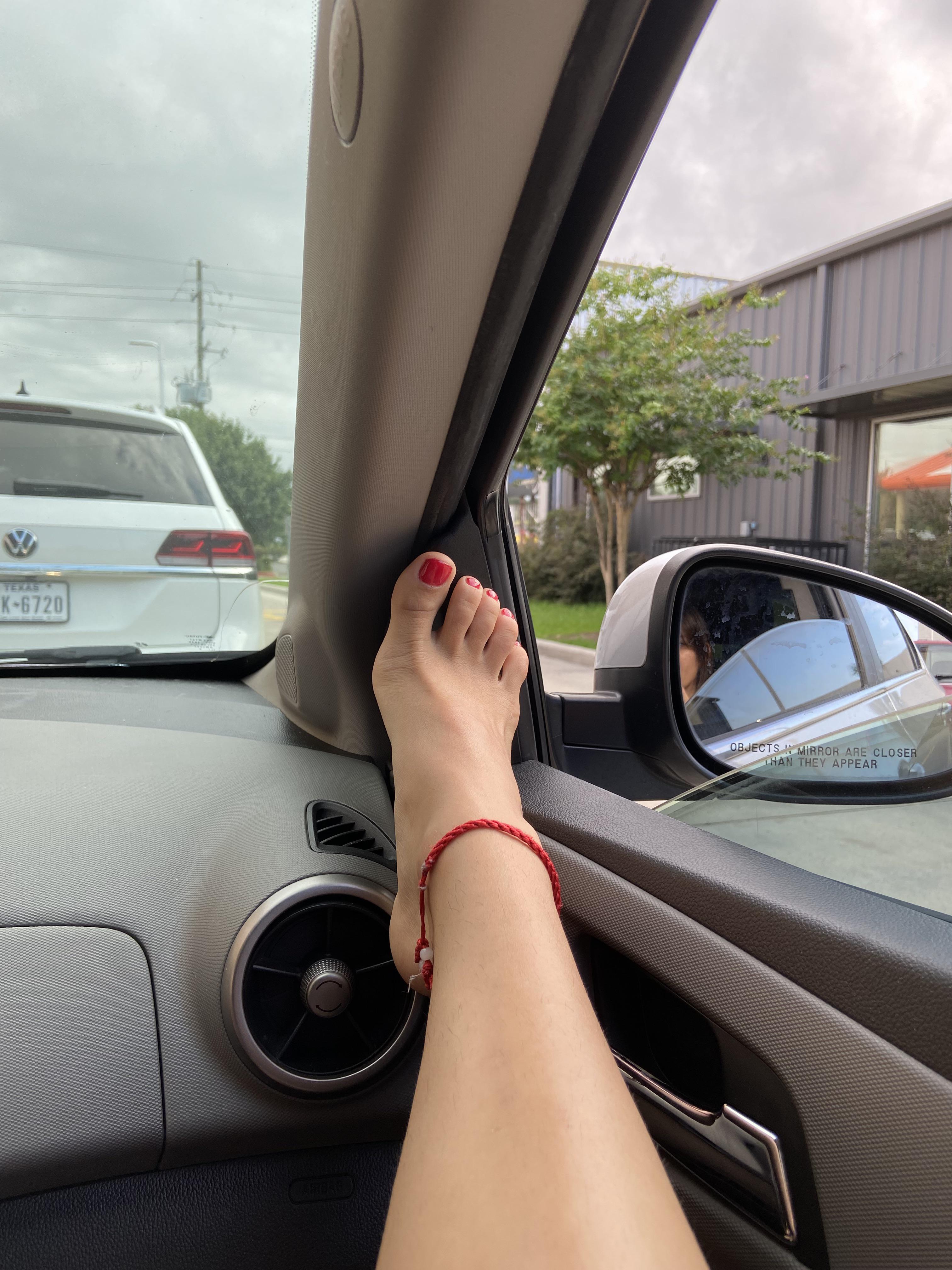 I’d love to rub my feet all over you | Scrolller