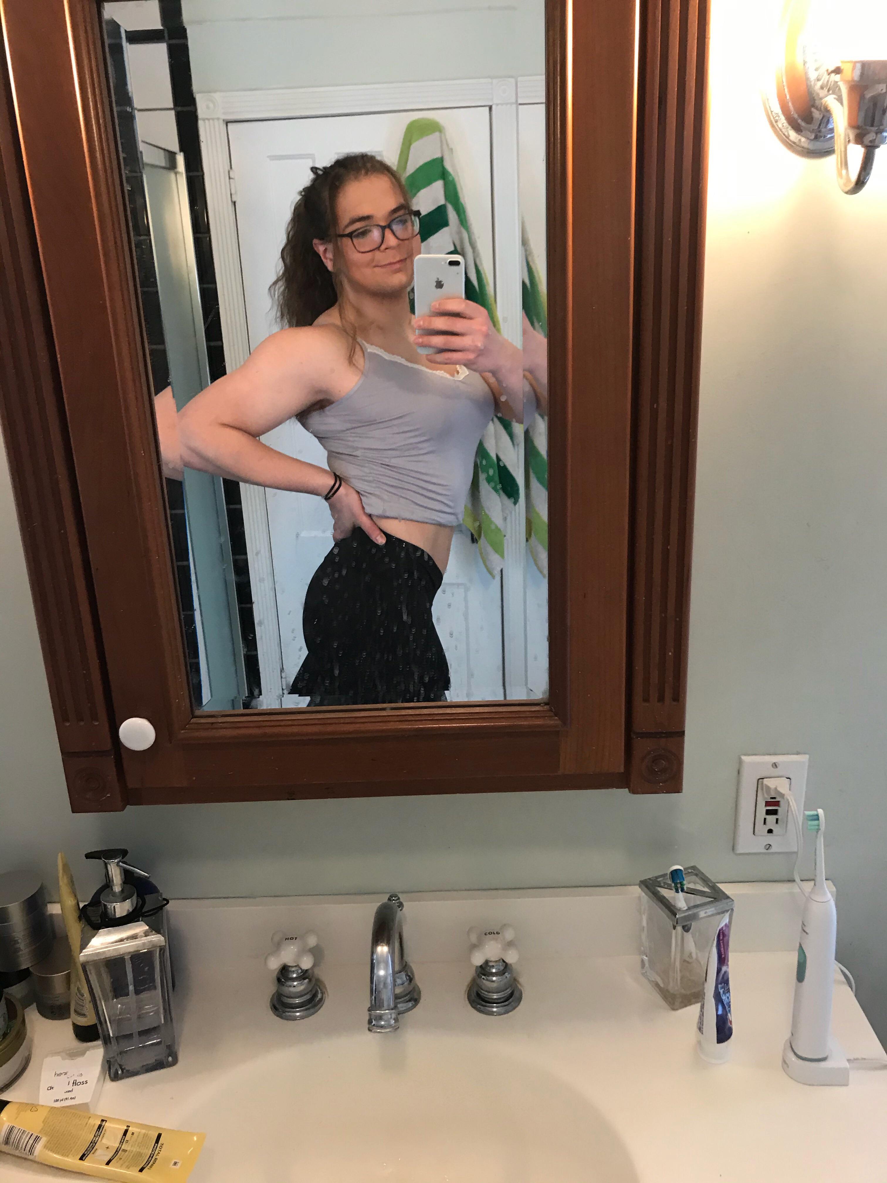 I desperately need a full size mirror. In the meantime enjoy this small mirror selfie! | Scrolller