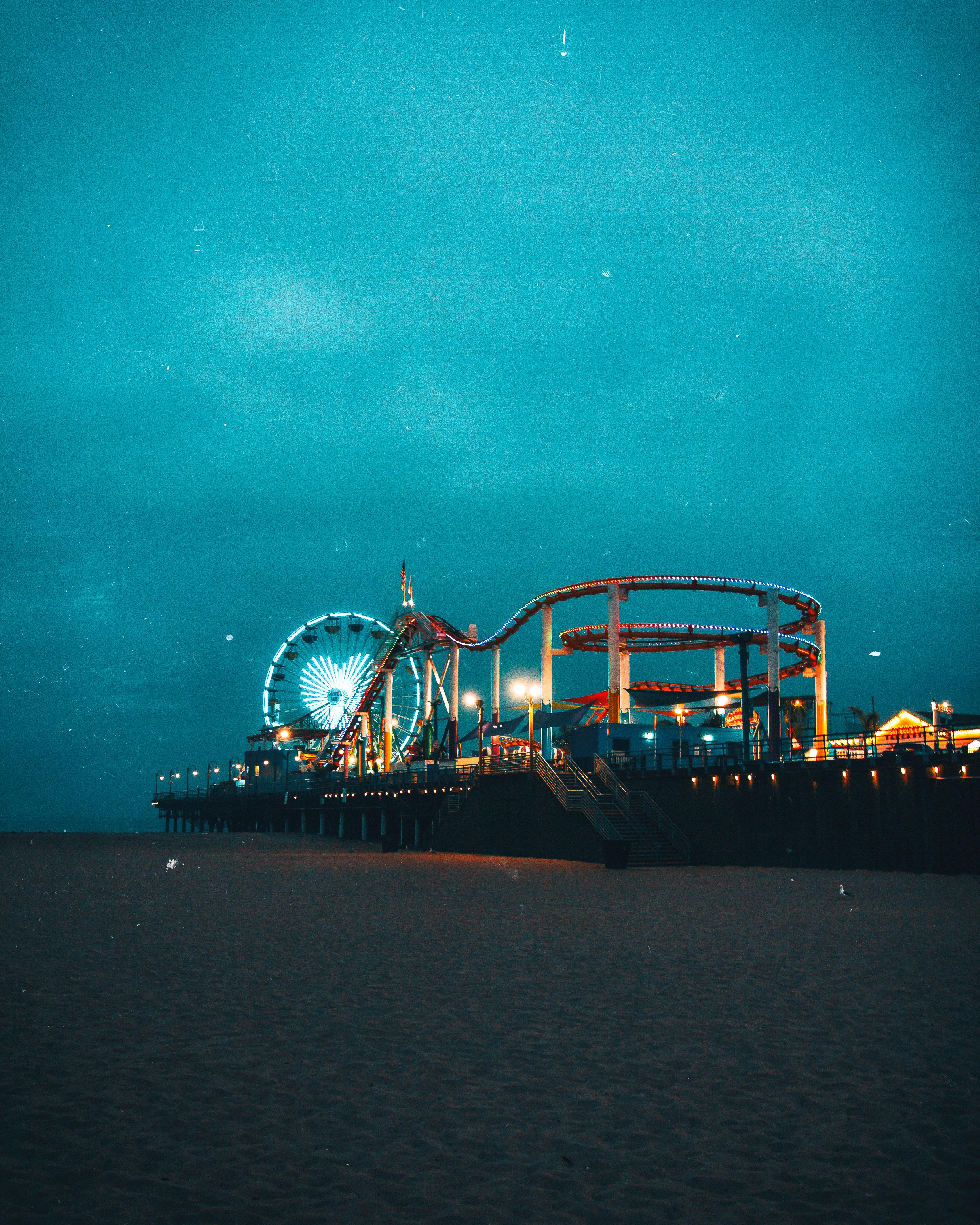 I didn't know the Santa Monica Pier lit up in the morning! I got this cool pic in the morning ...
