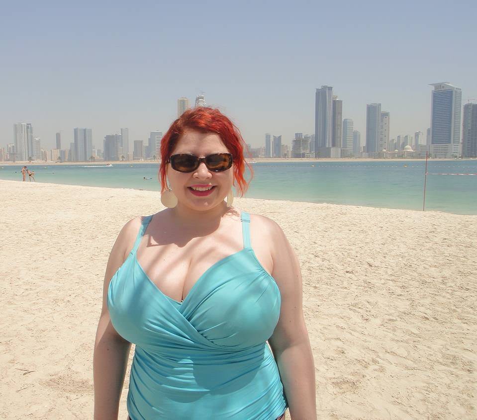 I don't know which is more impressive, the skyline behind her or her massive rack | Scrolller