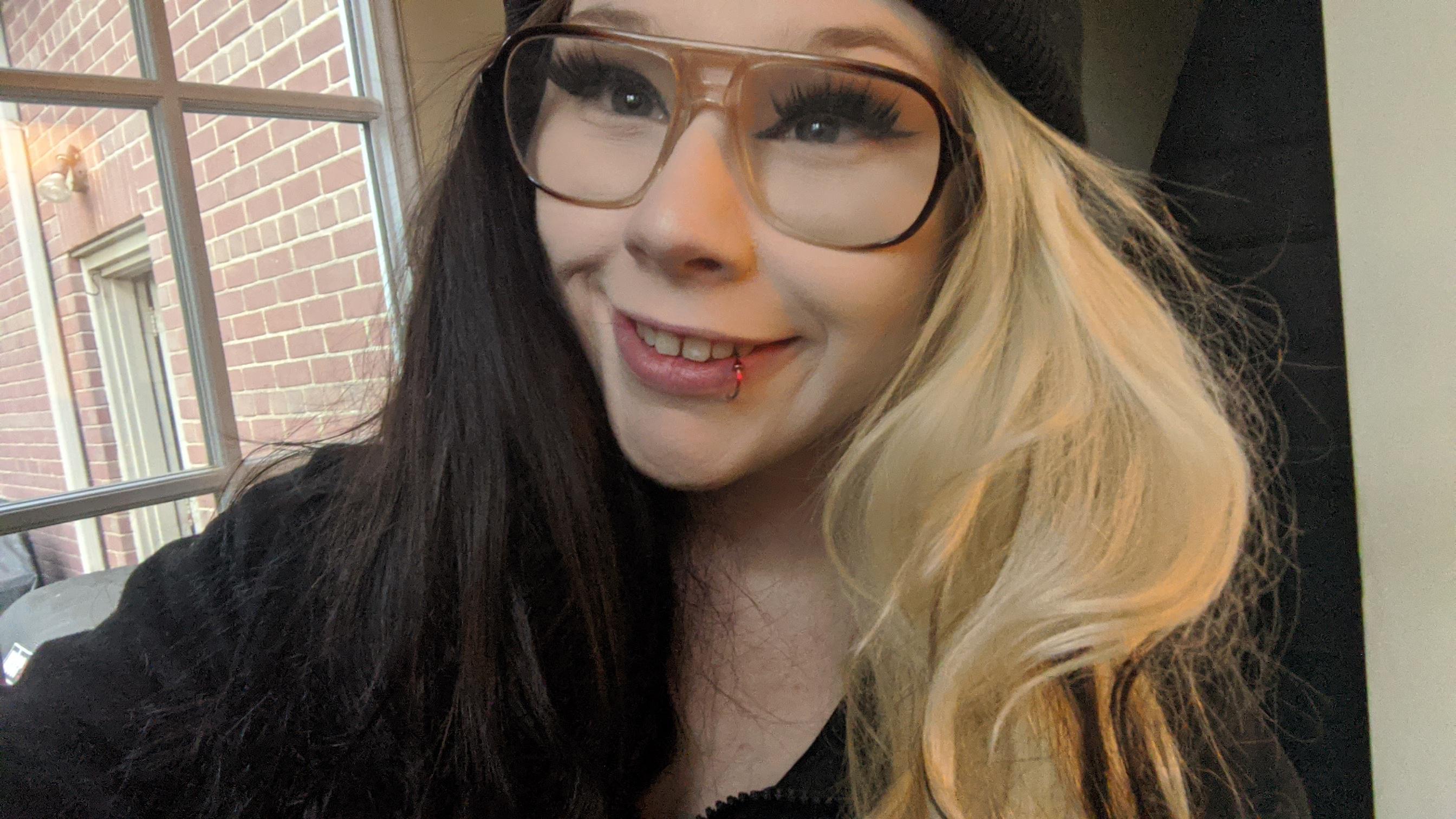 Anyone here like girls with glasses? 🤍 | Scrolller