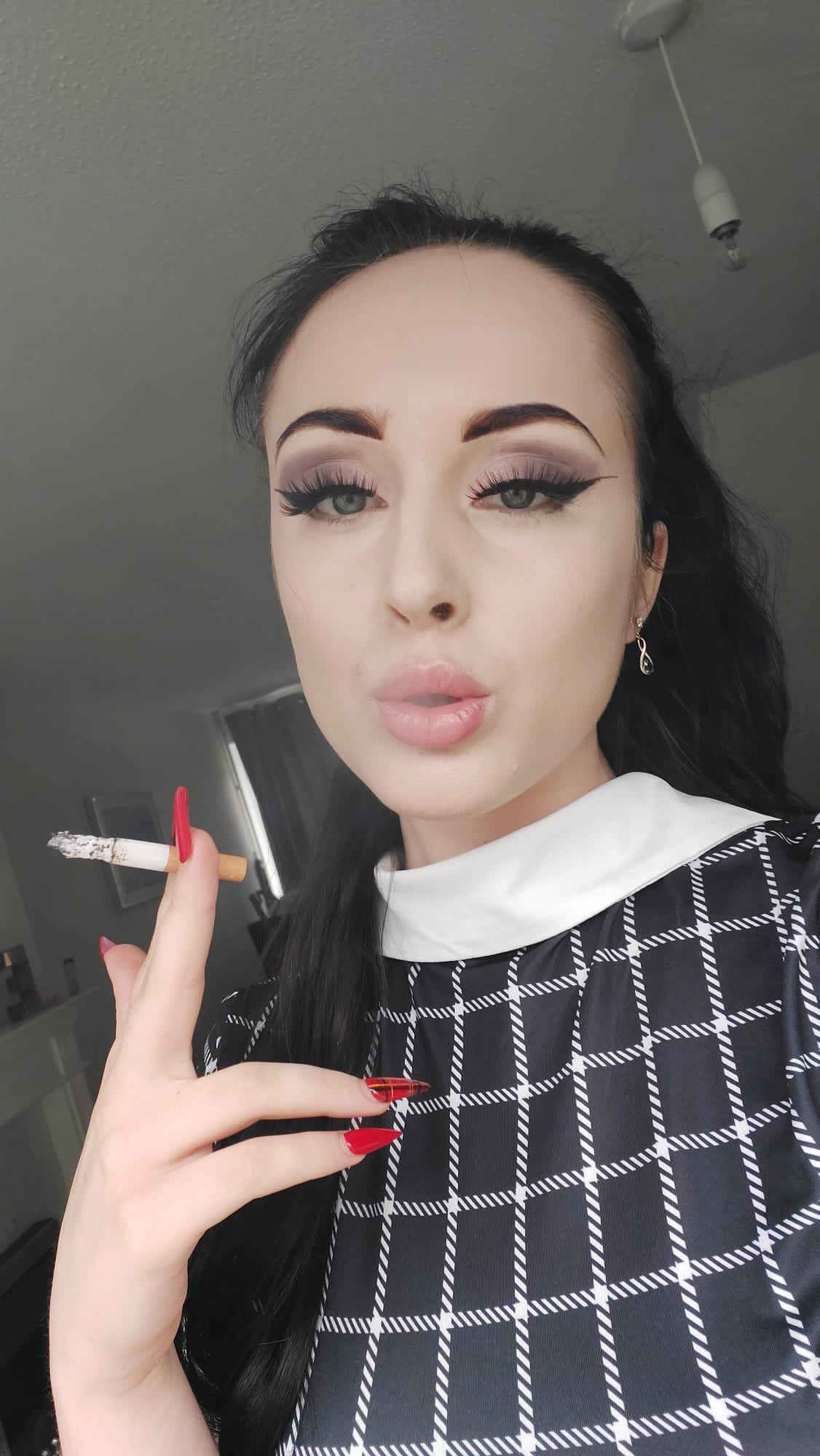 I Heard You Like Girls Who Smoke Scrolller