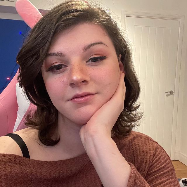 I honestly think his hair has reached a length more common for women than for men now. | Scrolller