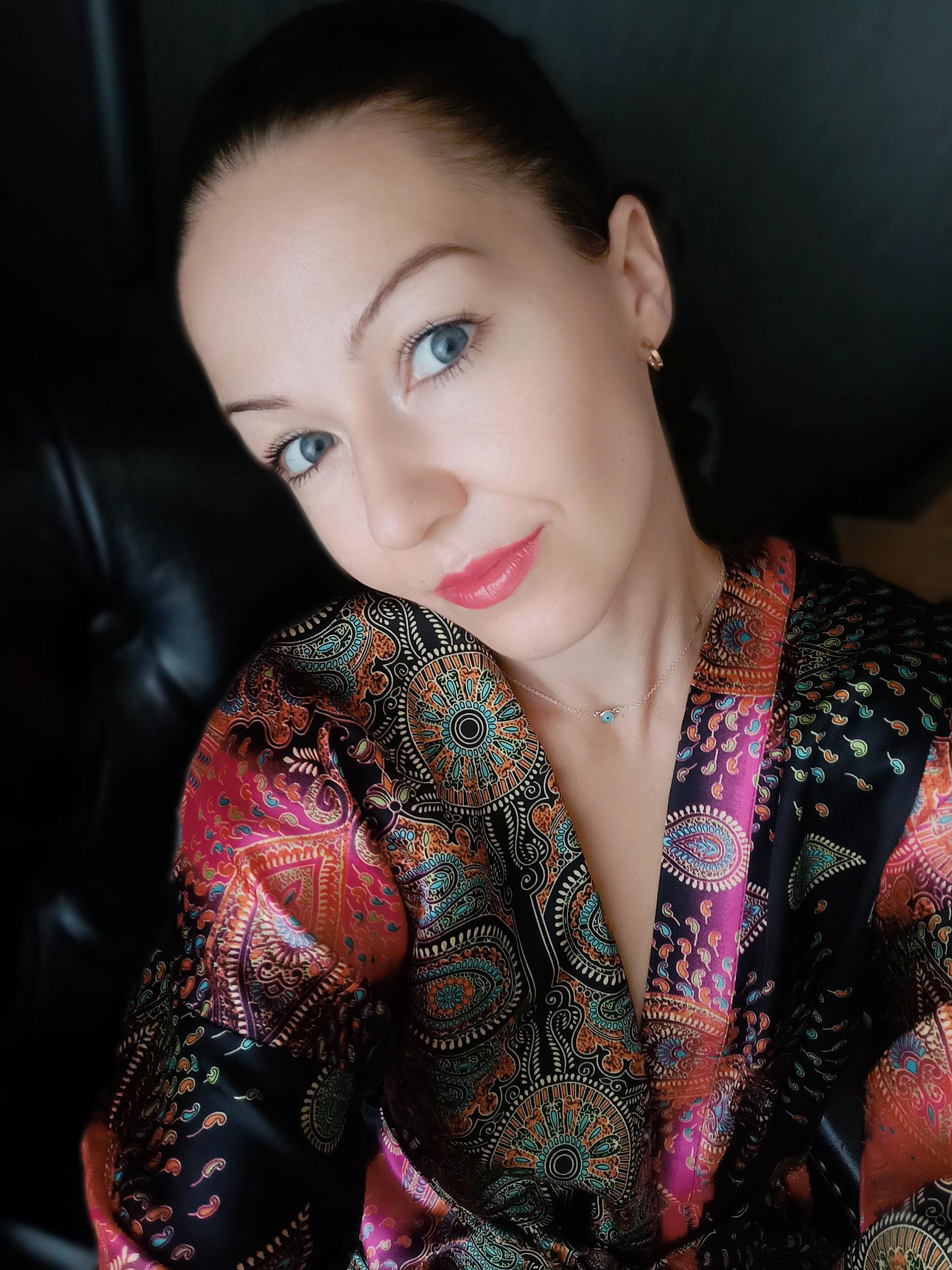I like how my eyes contrast with the silk robe | Scrolller