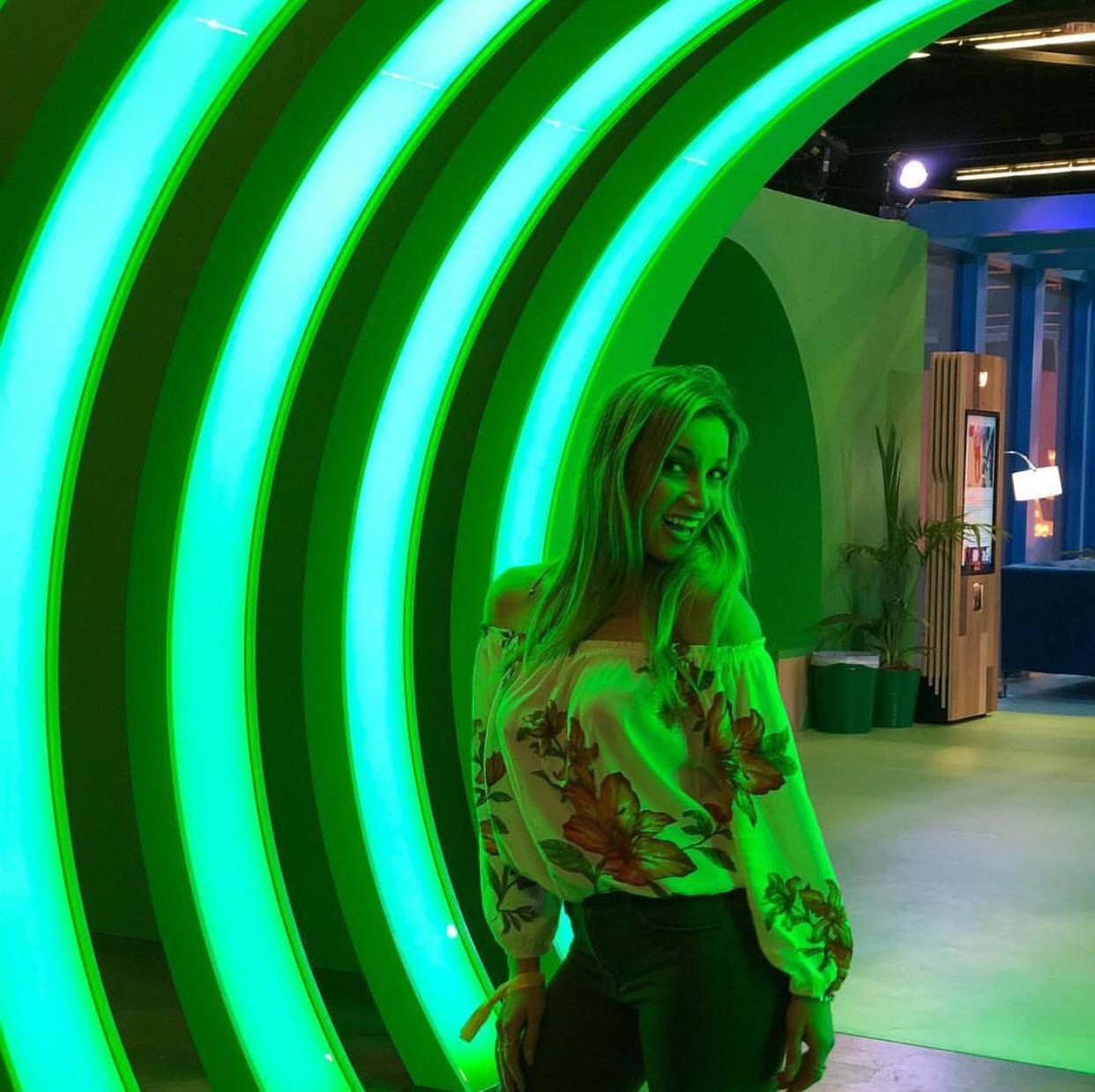 I like neon lights 💚 | Scrolller