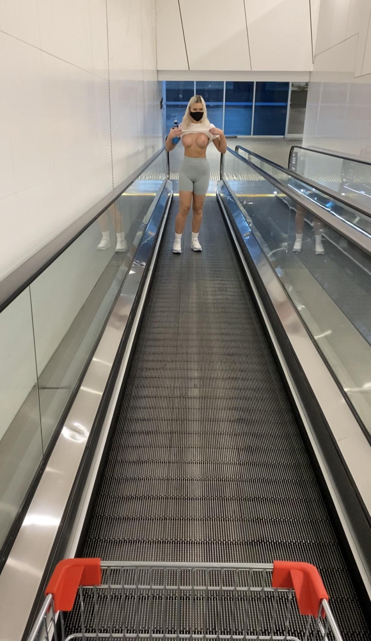 I love flashing in public 😜 | Scrolller